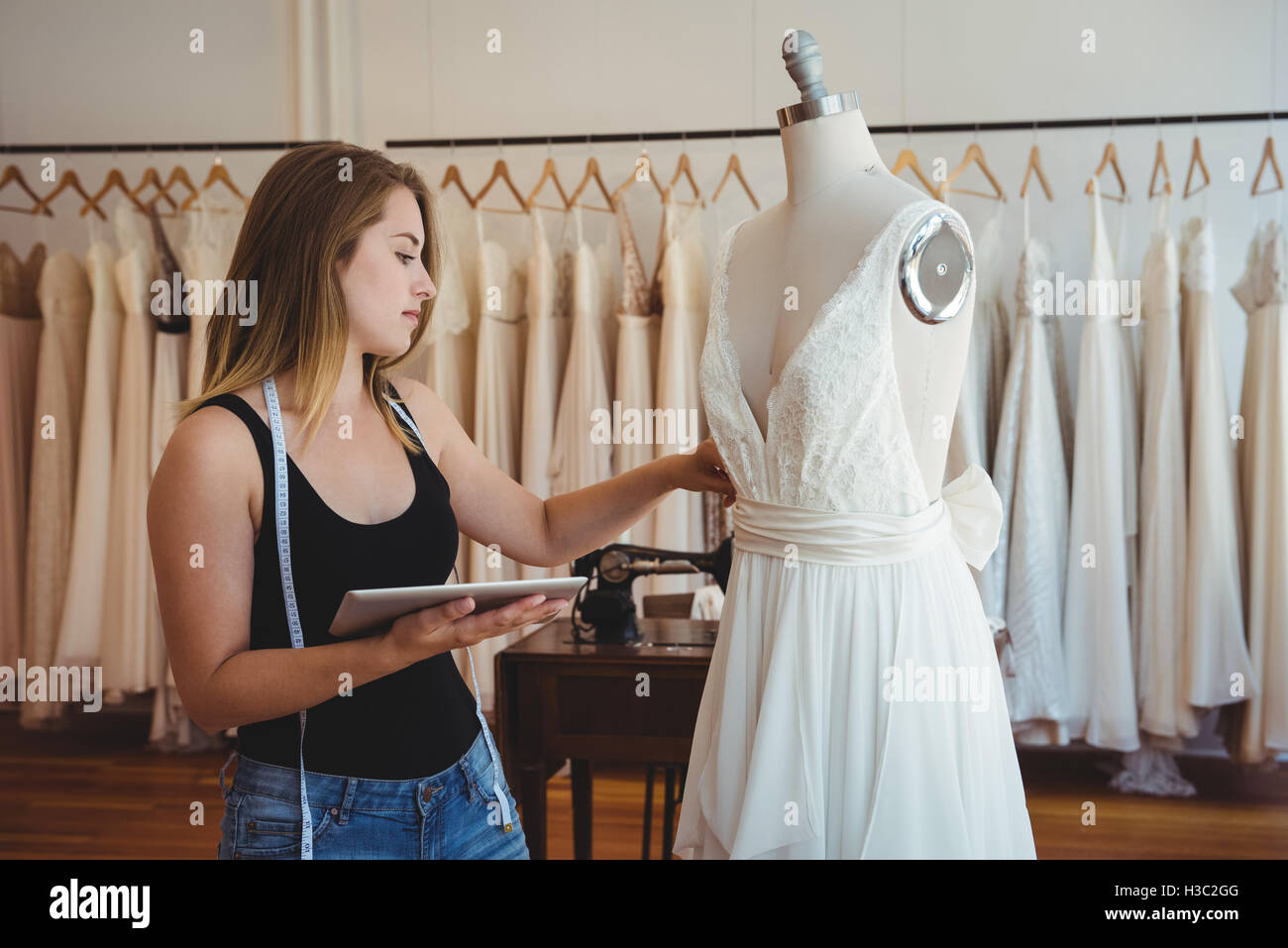 Weibliche Mode-Designer anpassen das Kleid an Puppe Stockfotografie - Alamy