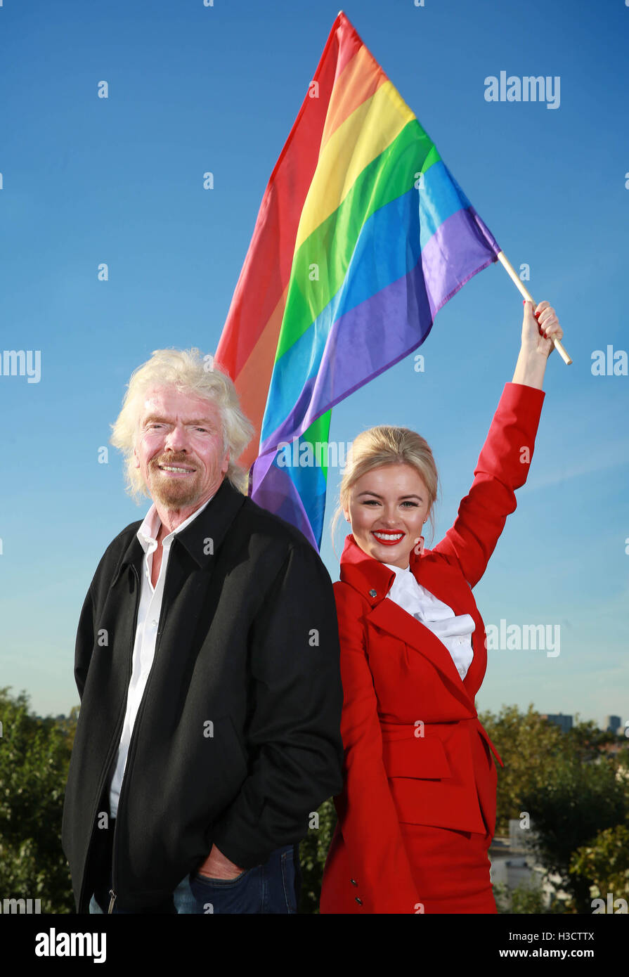 NUR zur redaktionellen Nutzung Richard Branson und Cabin Crew Chloe ...
