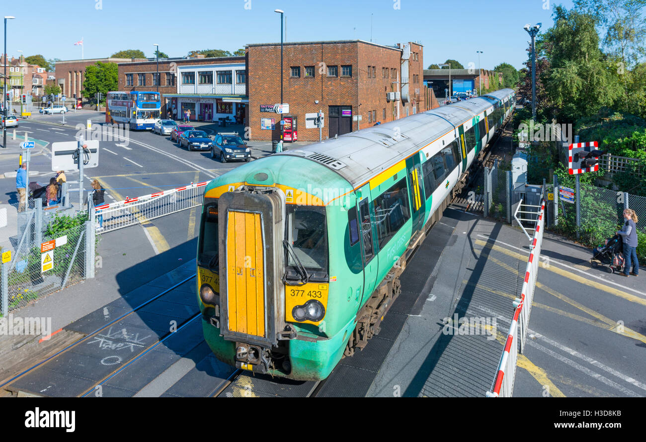 Southern Rail Class 377 Electrostar Zug auf einem Bahnübergang in ... Southern Rail Class 377 Electrostar Zug auf einem Bahnübergang in ...