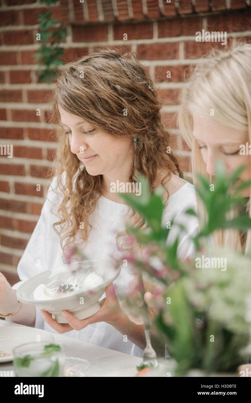 Sitzende frauen -Fotos und -Bildmaterial in hoher Auflösung – Alamy