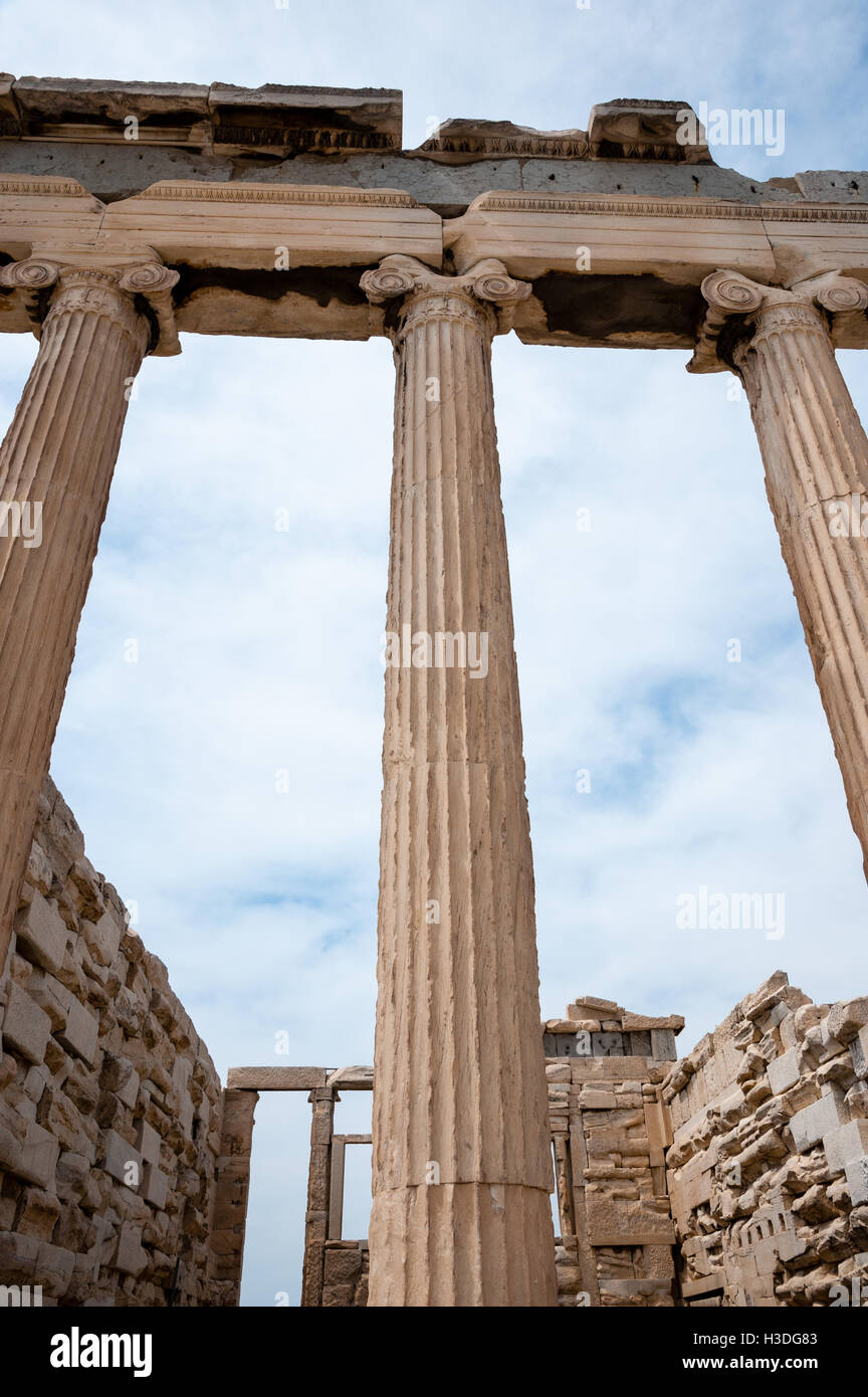 Griechenland, Athen. Die Akropolis mit mehreren berühmten antiken ...