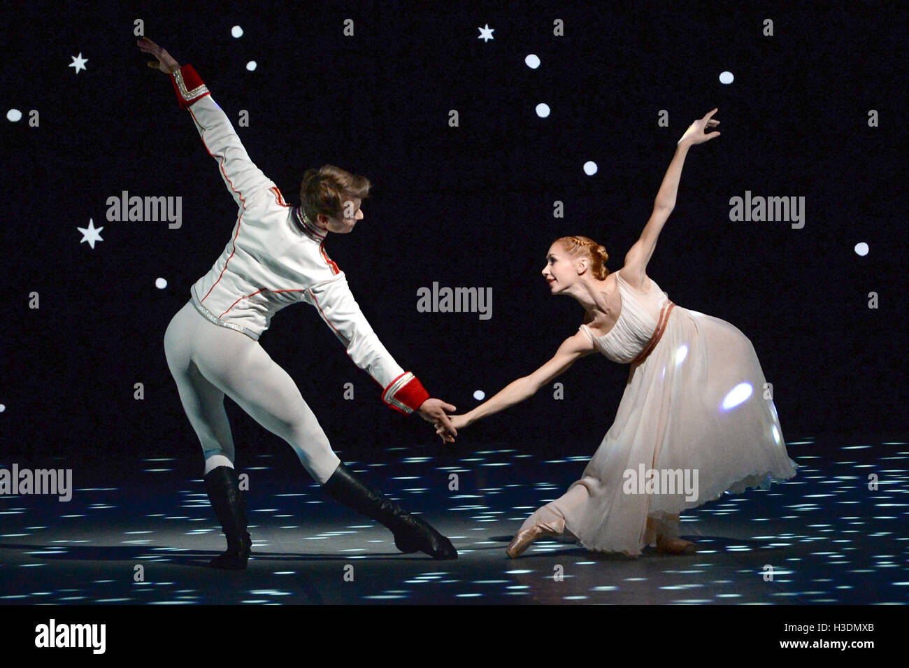 Berlin, Deutschland. 6. Oktober 2016. Iana Salenko Arsch Clara und ...