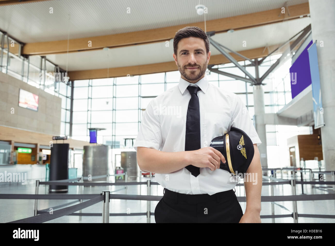Airline Pilot In Terminal Stockfotos und -bilder Kaufen - Alamy