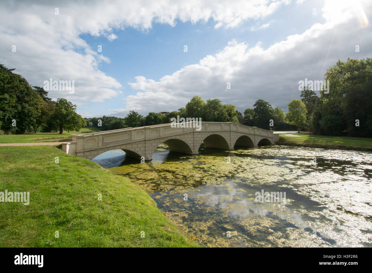 Querformat der Painshill Park in Surrey, England einschließlich der ...