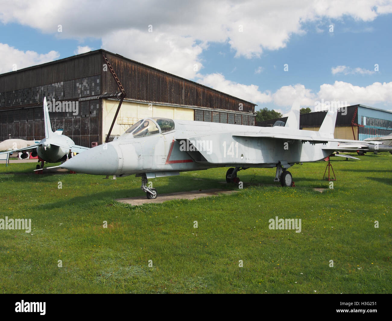 Jak-141 (141) an Central Air Force Museum pic2 Stockfotografie - Alamy