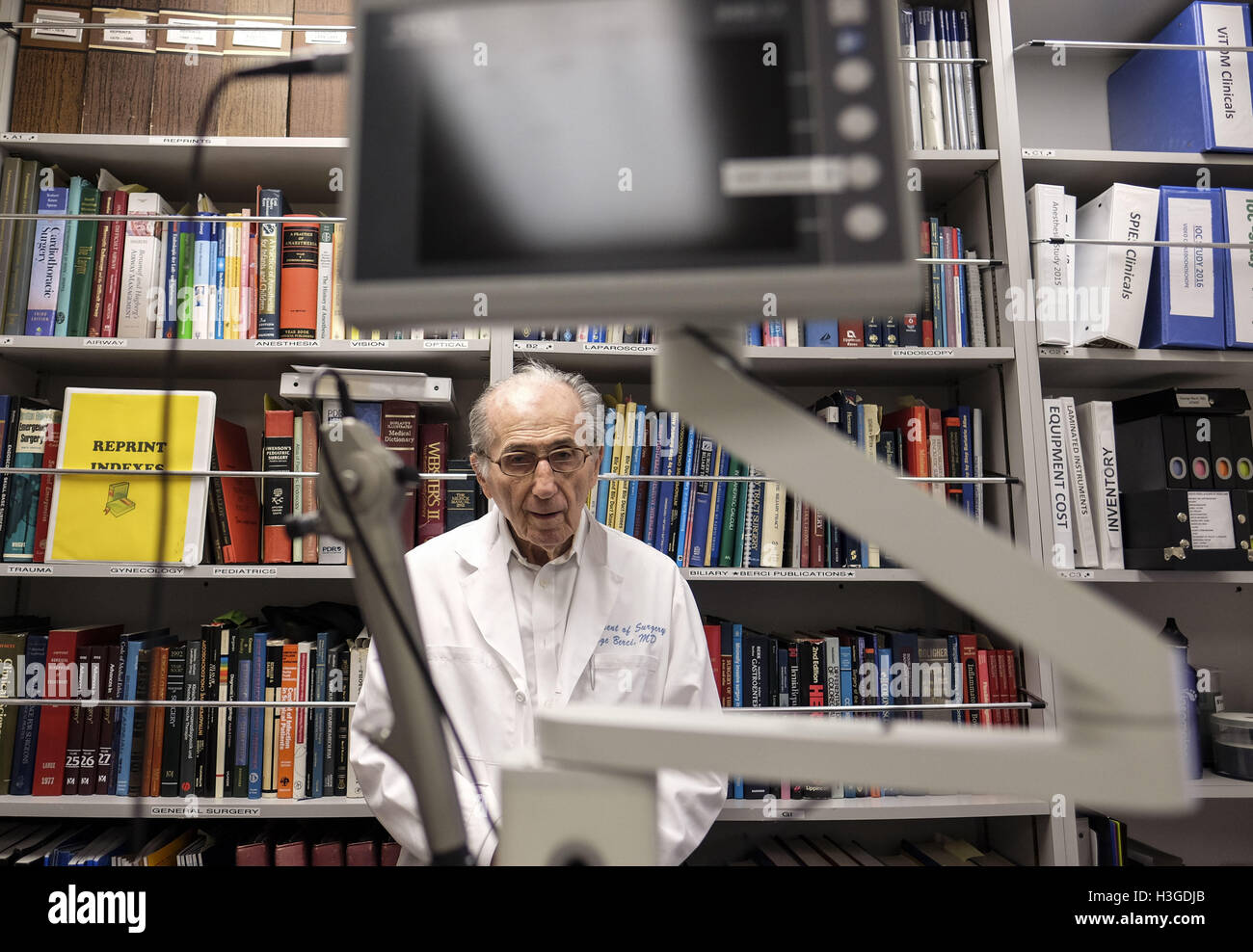 Los Angeles, Kalifornien, USA. 26. September 2016. Dr. George Berci ...