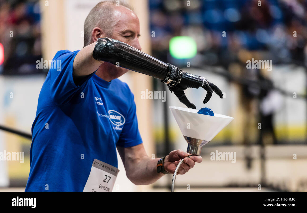 Kloten, Schweiz - 8. Oktober 2016: Kevin Andrew Evison (GBR) wandelt ...