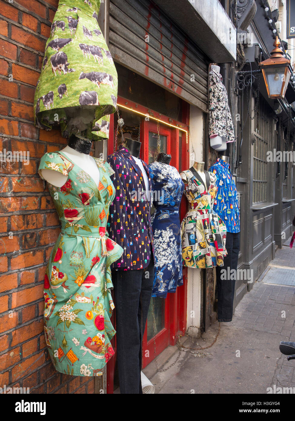 Knappe kleider -Fotos und -Bildmaterial in hoher Auflösung – Alamy