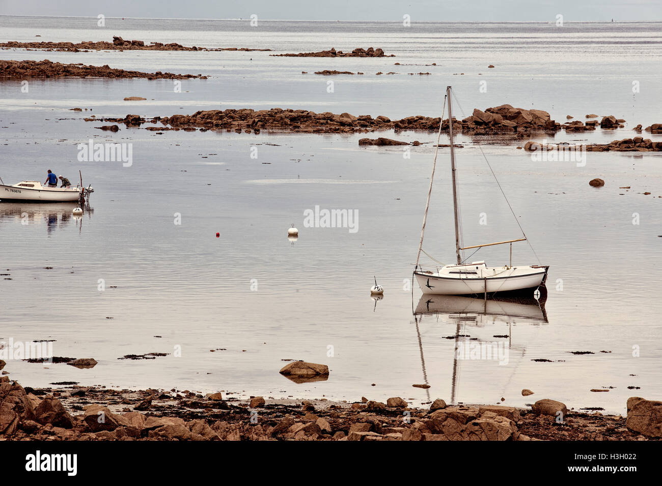 Segelboot vor anker in der bucht -Fotos und -Bildmaterial in hoher ...