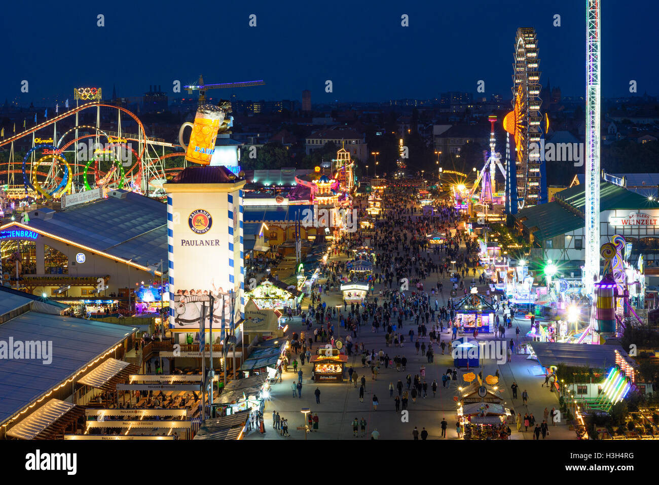 Paulaner bierzelt -Fotos und -Bildmaterial in hoher Auflösung – Alamy