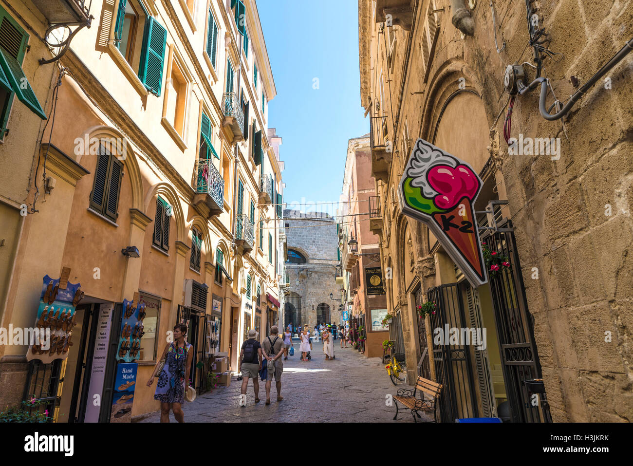 Straße der Altstadt mit Menschen zu Fuß in Alghero, Sardinien, Italien ...