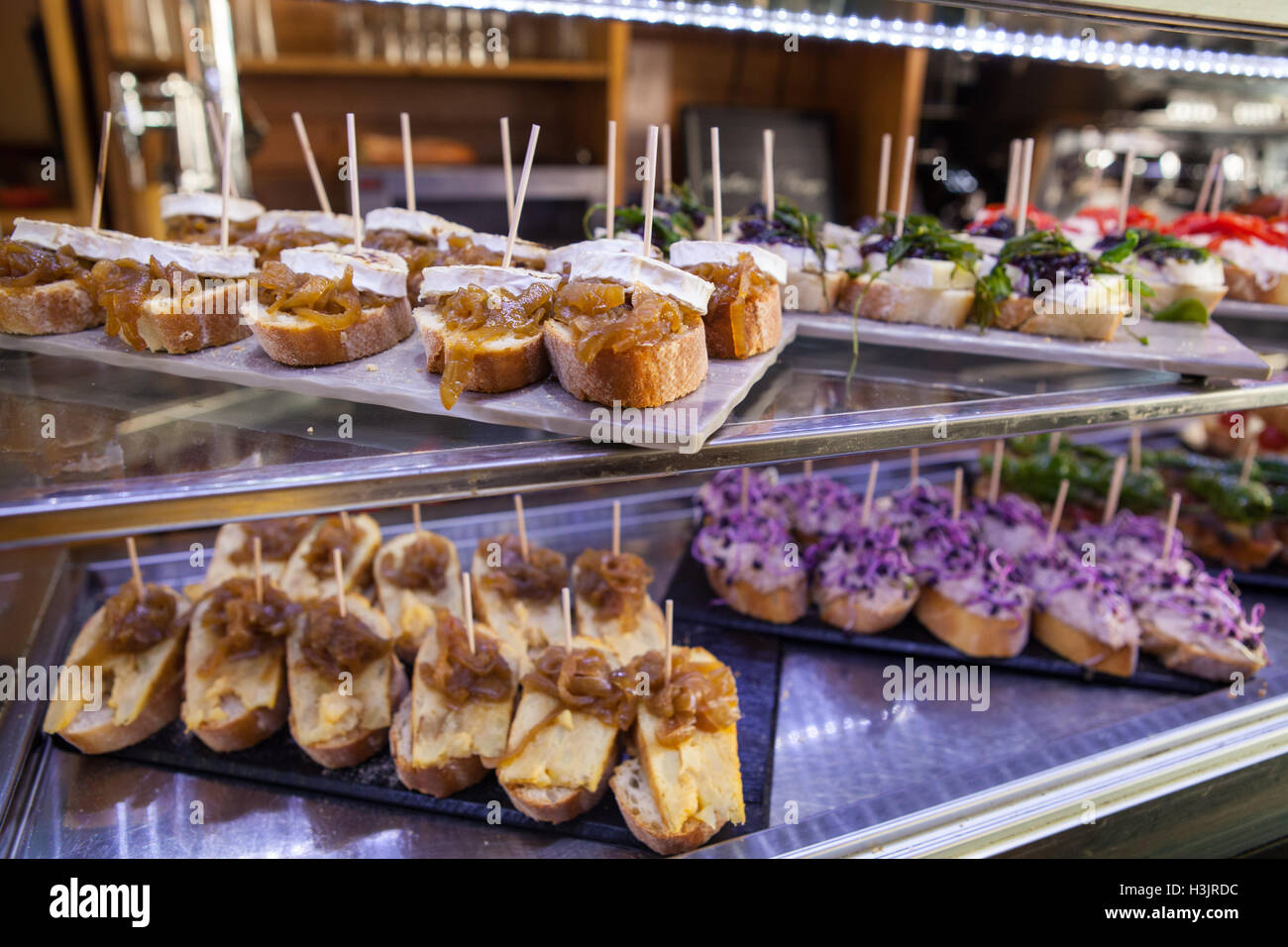 Tapas auf dem Display in einer Bar in der Altstadt von Valencia ...