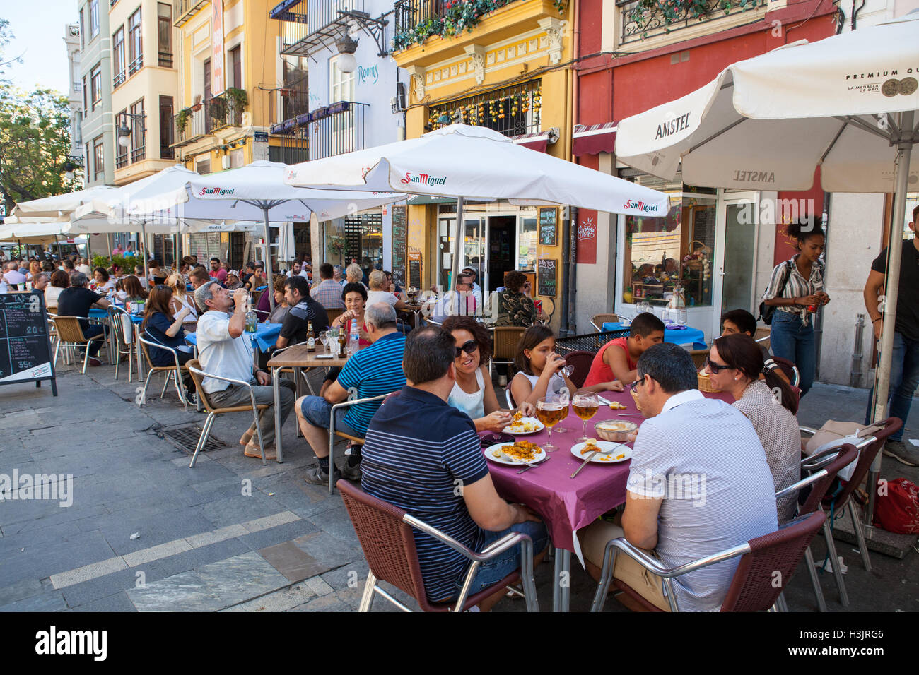 Menschen essen tapas -Fotos und -Bildmaterial in hoher Auflösung – Alamy