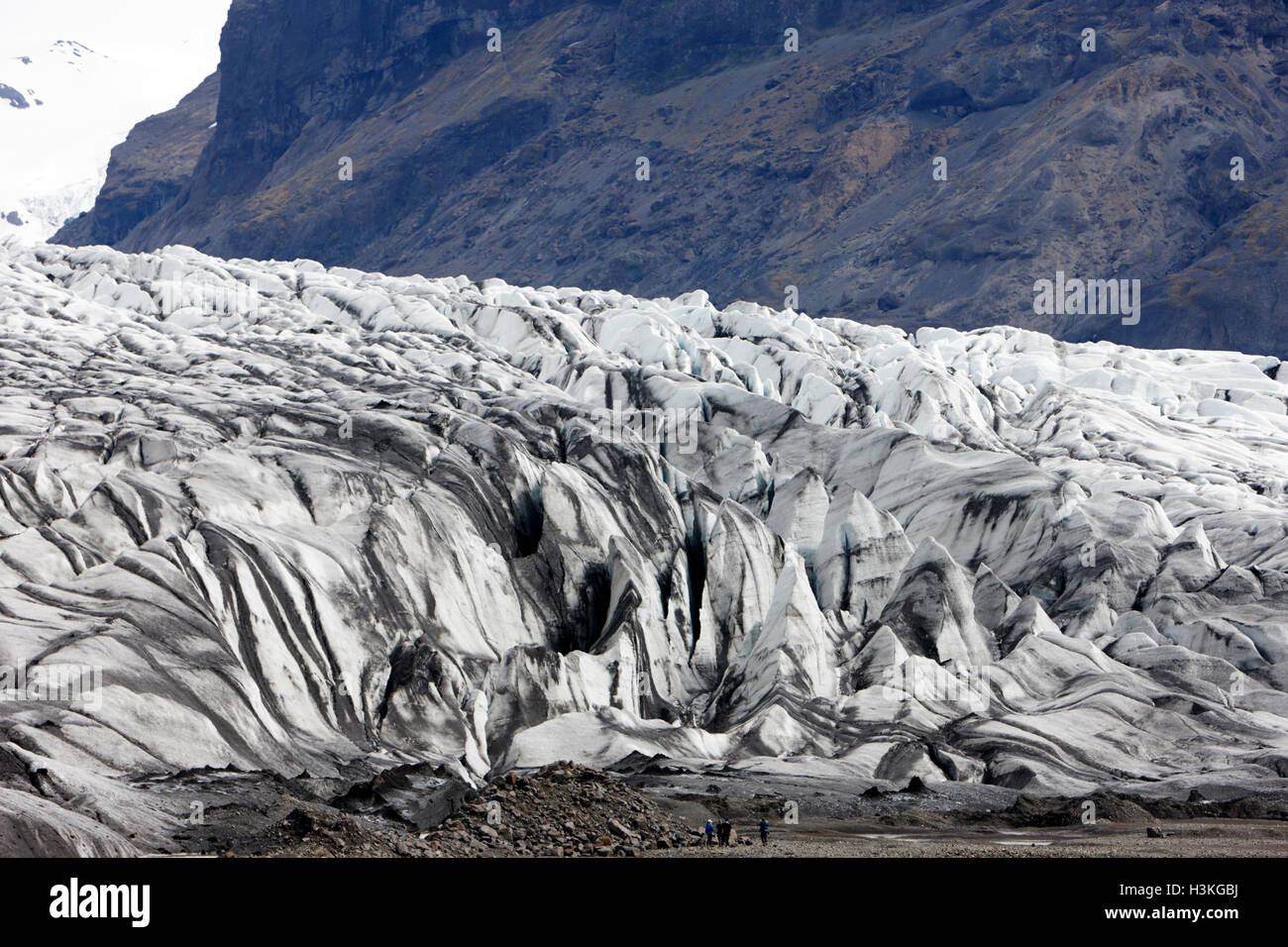 Touristen in Skaftafell Gletscher und Ende Moräne Vatnajökull ...