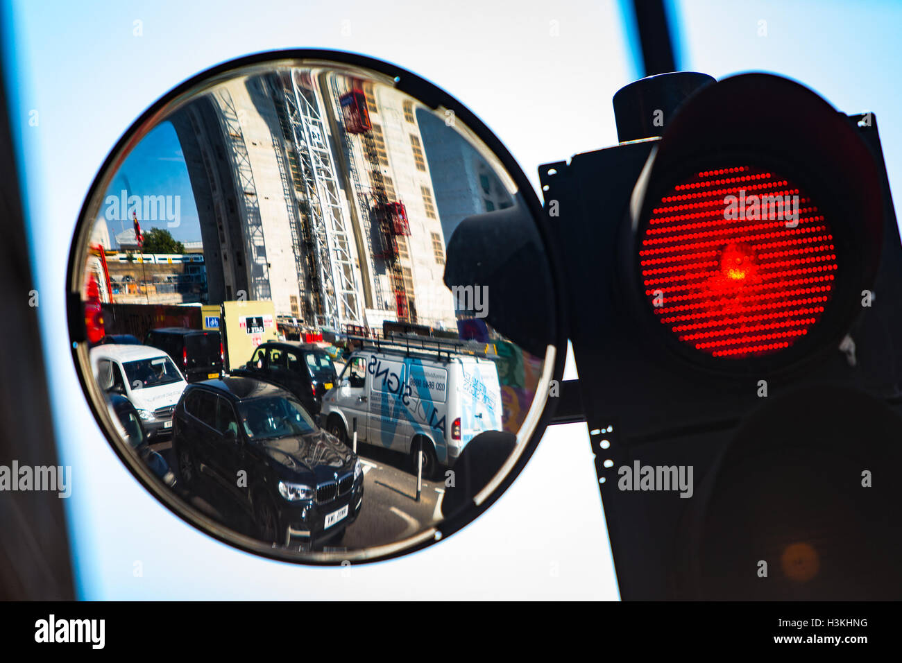Roter Bus Im Spiegel Stockfotos und -bilder Kaufen - Alamy