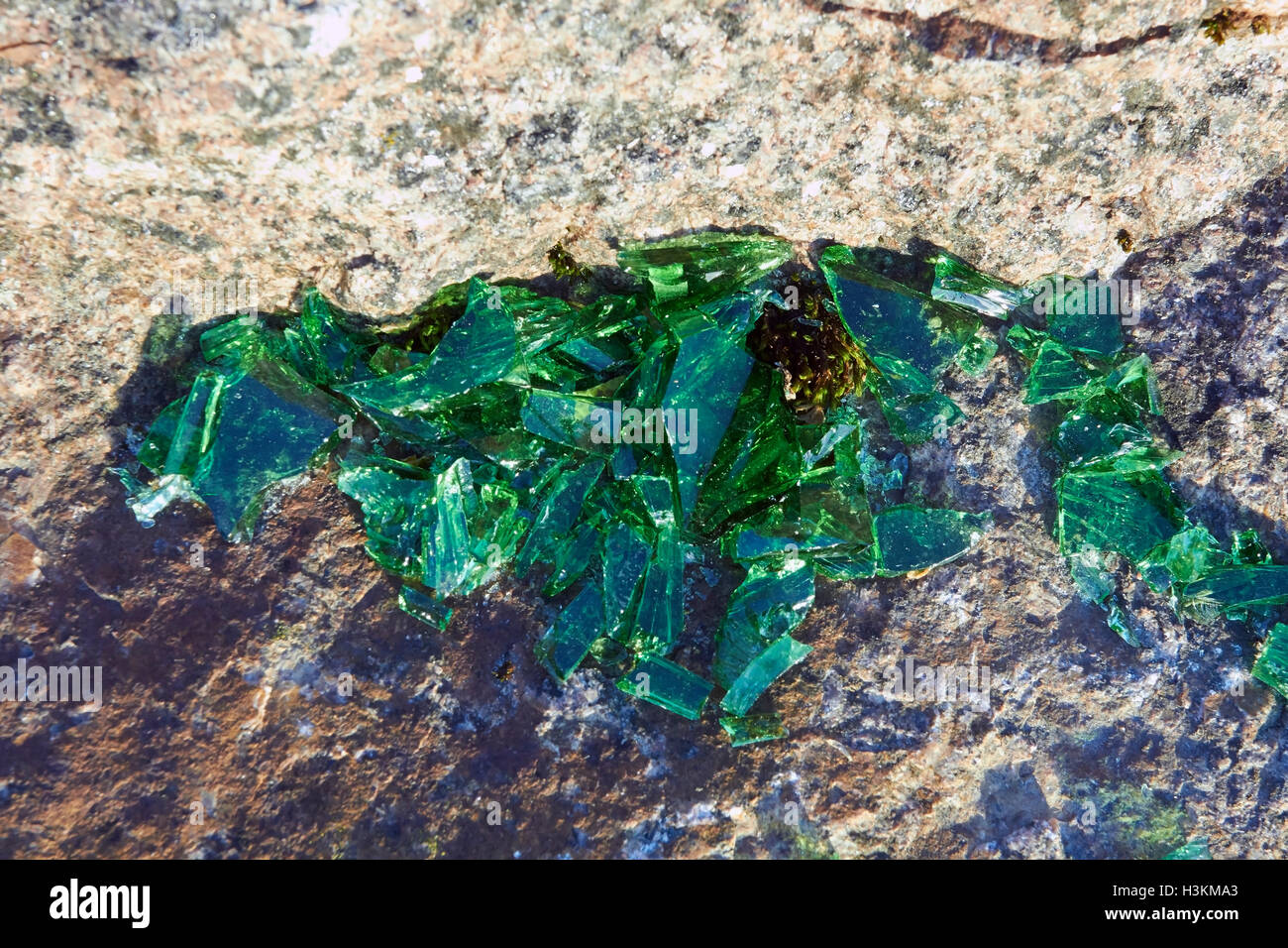 Shattered glass pieces broken glass -Fotos und -Bildmaterial in hoher ...