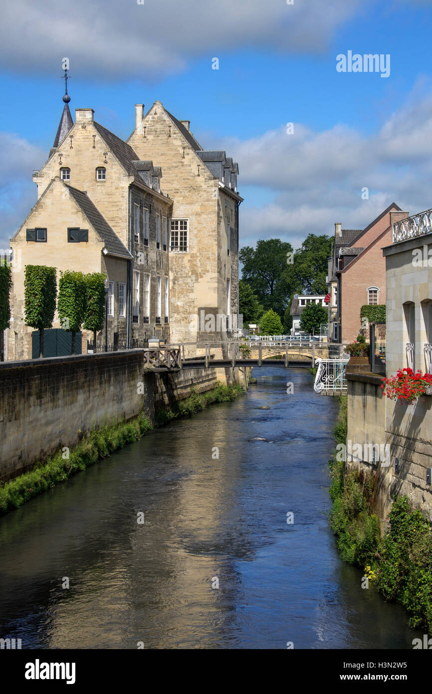 Der Fluß Geul fließt vorbei an historischen Gebäuden in Valkenburg Aan ...