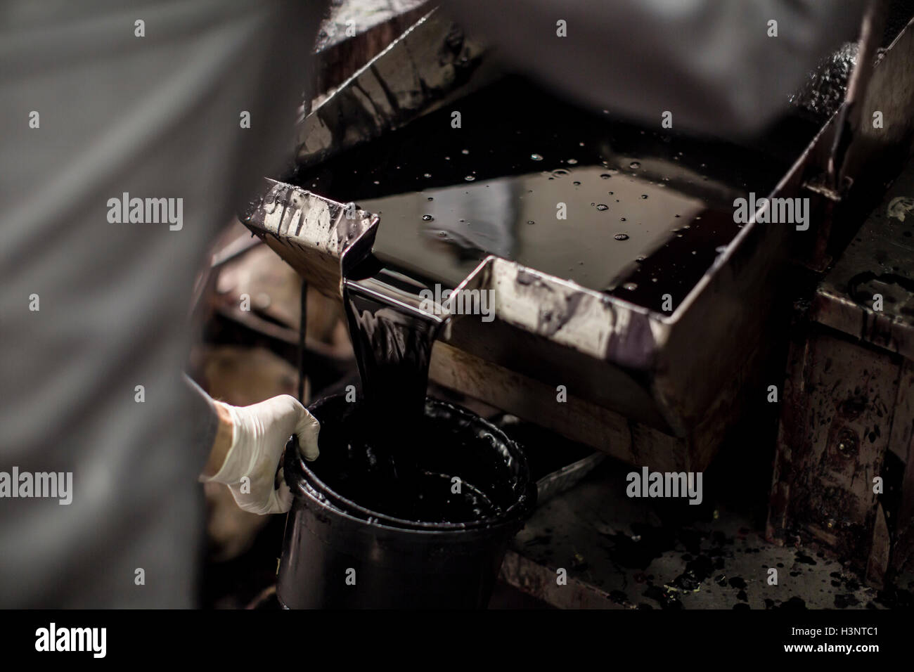 Eimer teer -Fotos und -Bildmaterial in hoher Auflösung – Alamy