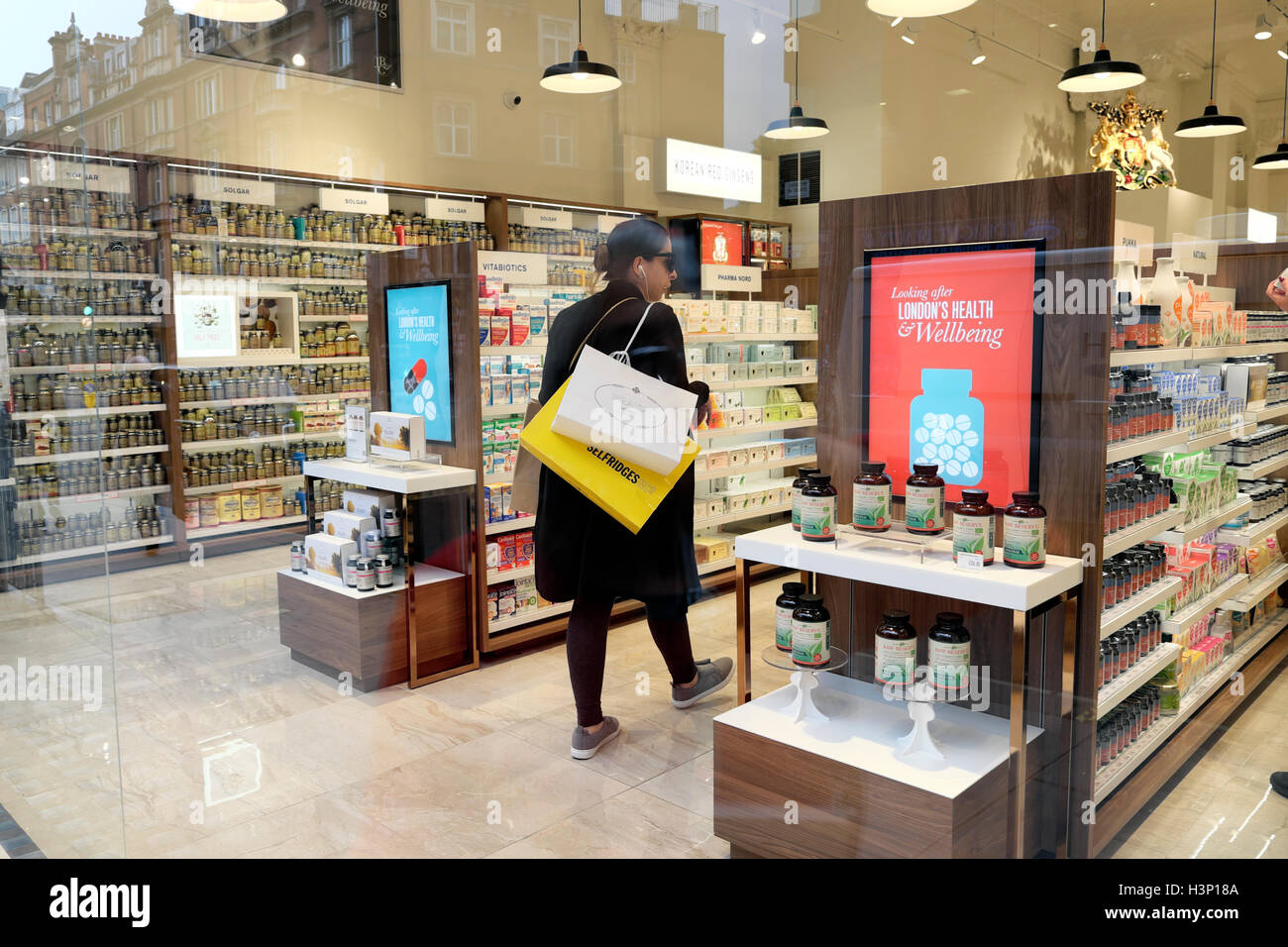 Frau in der drogerie -Fotos und -Bildmaterial in hoher Auflösung – Alamy