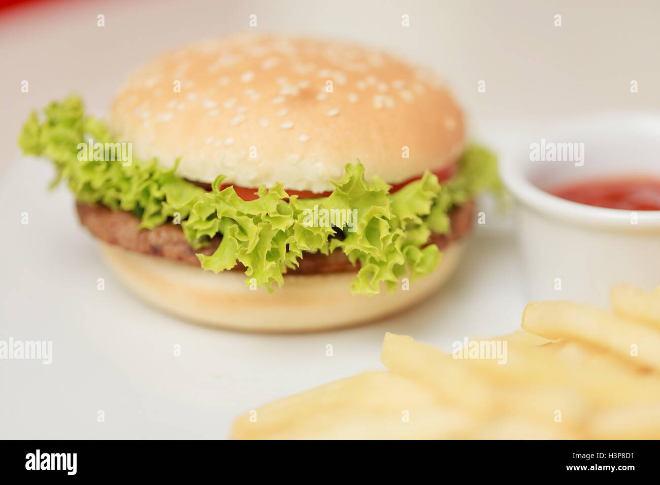 Klassischer burger und pommes -Fotos und -Bildmaterial in hoher Auflösung – Alamy