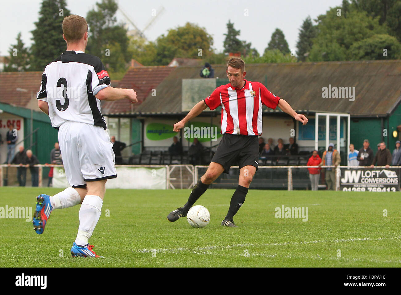 Carl Rook der AFC unterstützt erzielt das ausgleichende Tor für seine ...