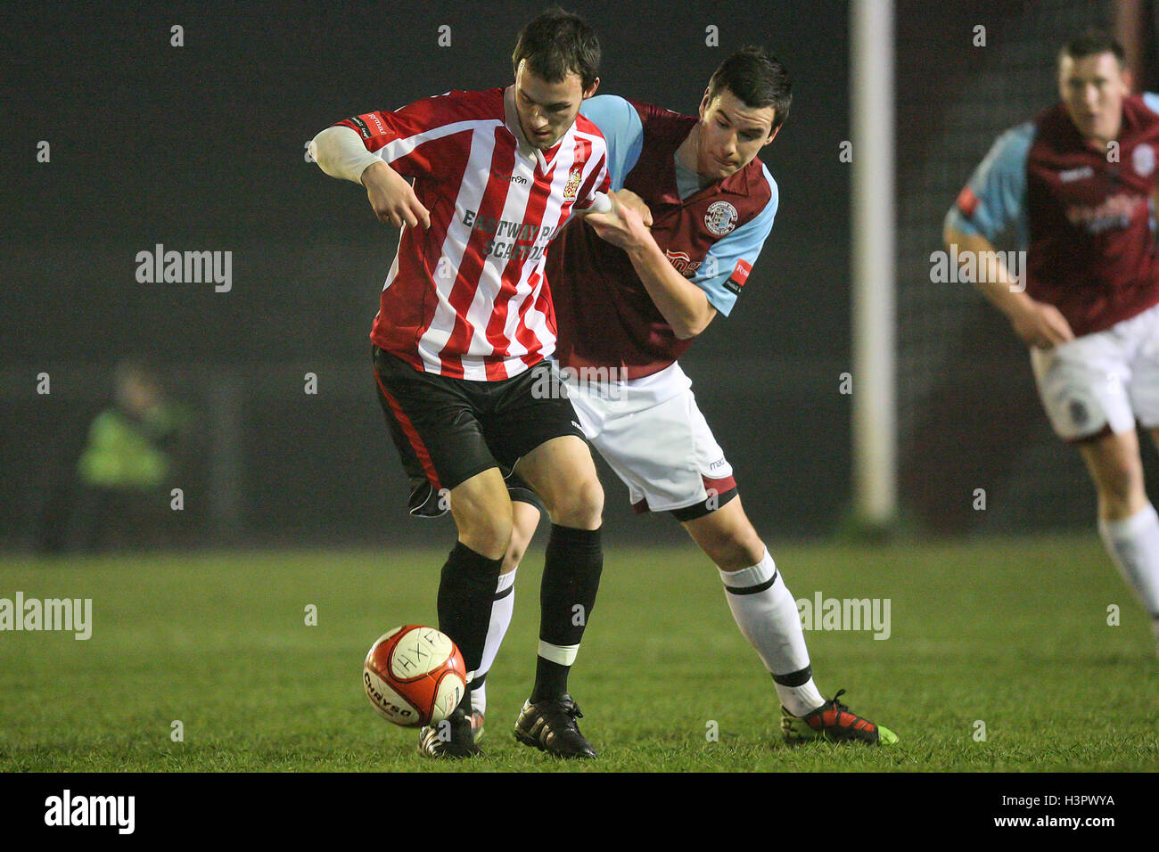 Martin Tuohy von unterstützt schirmt den Ball von Josh Jirbandey von ...