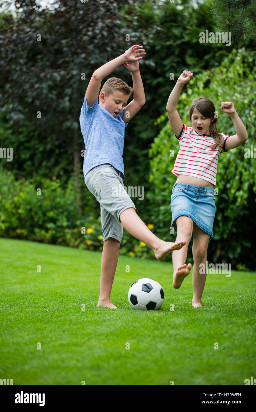 Kinder spielen mit dem Fußball im park Stockfotografie - Alamy