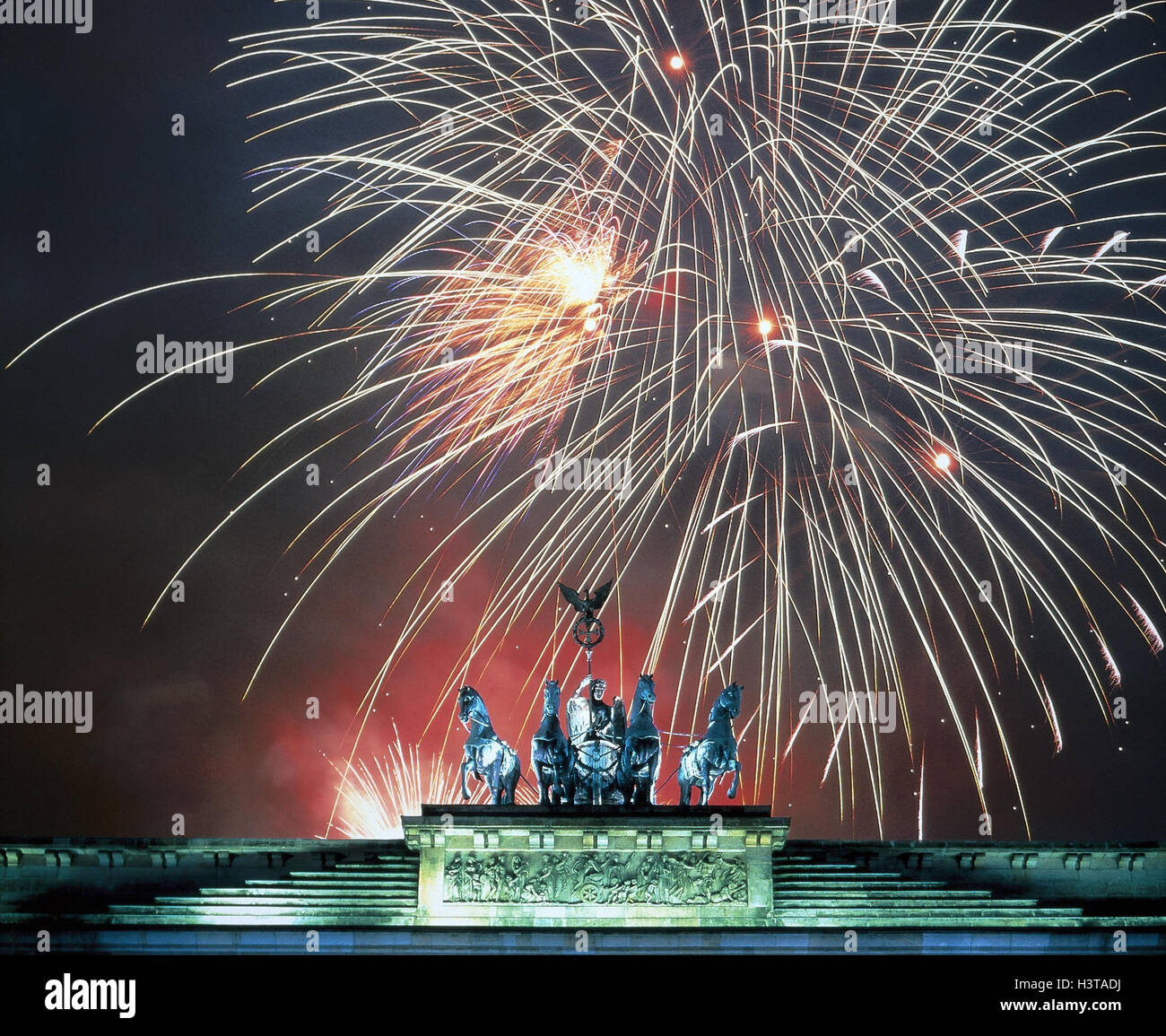 Fireworks at brandenburg gate -Fotos und -Bildmaterial in hoher ...