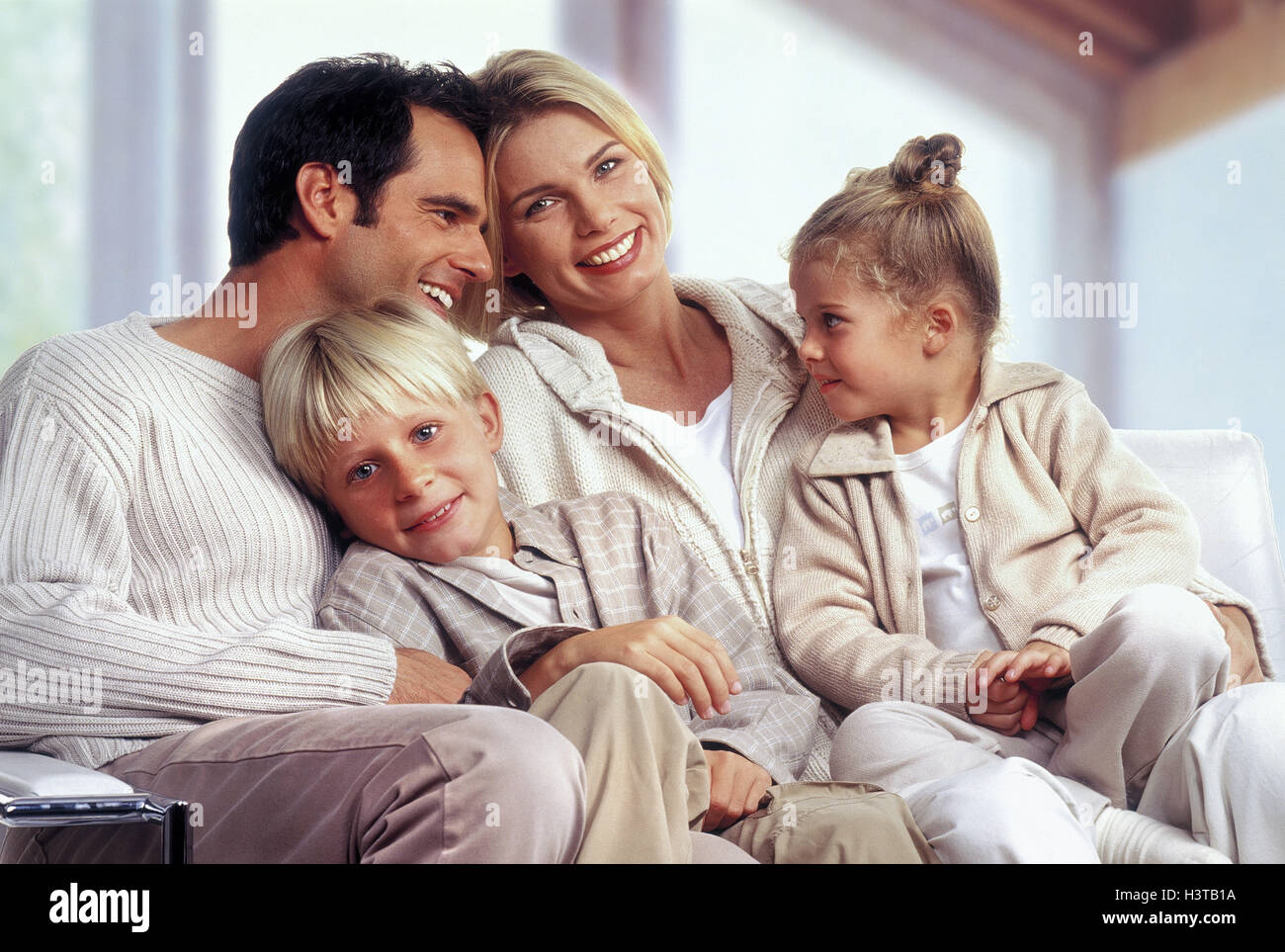Familie, Couch, lachen, glücklich, kuscheln, harmonisch Familien, paar ... Familie, Couch, lachen, glücklich, kuscheln, harmonisch Familien, paar ...