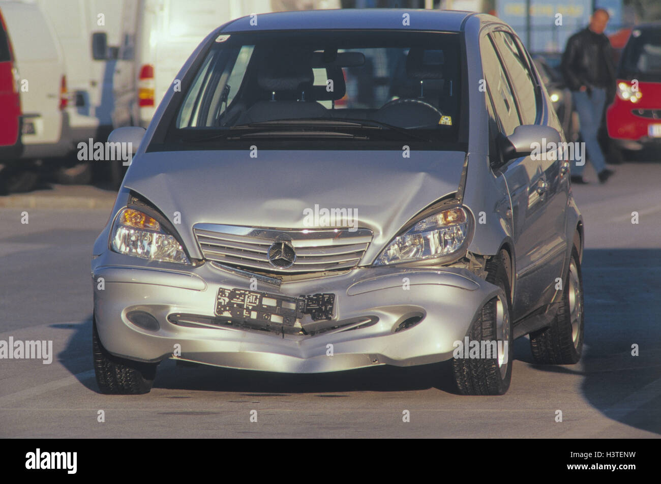 Auto unfall mercedes -Fotos und -Bildmaterial in hoher Auflösung – Alamy