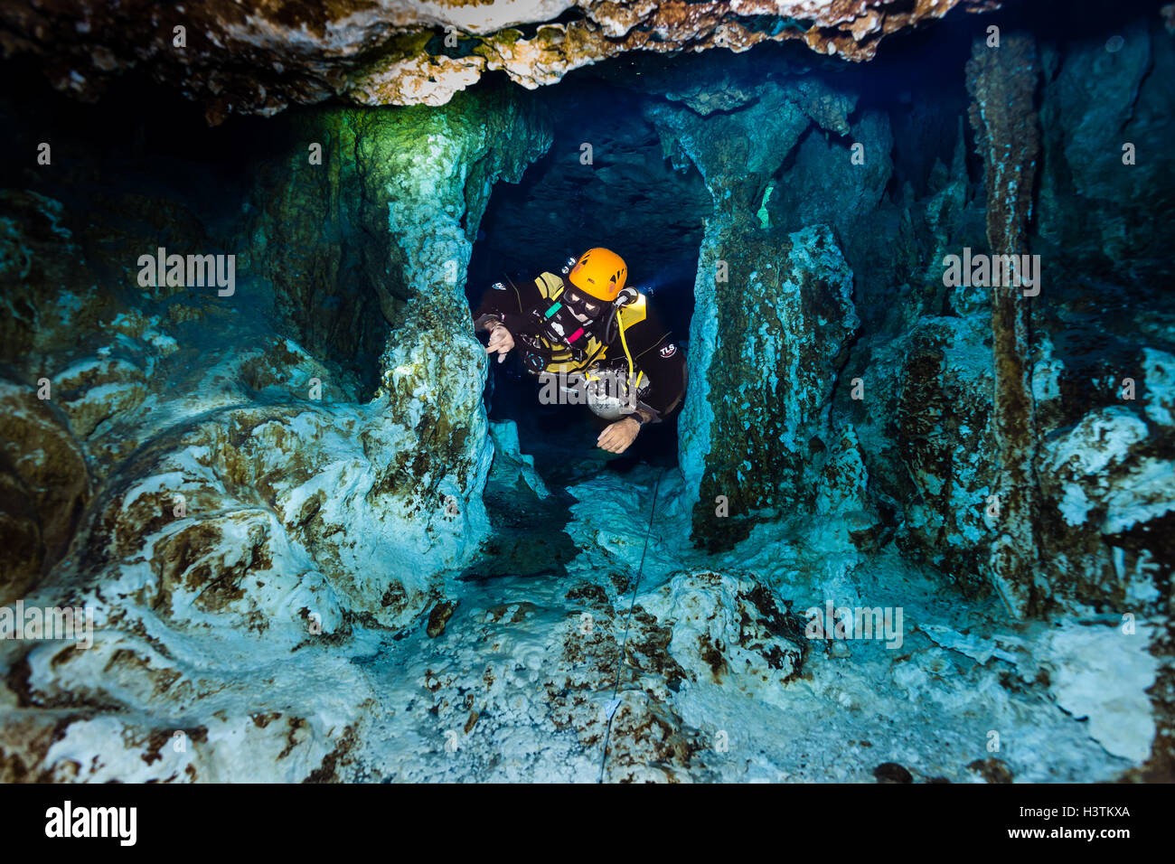 Diver in blue hole cave -Fotos und -Bildmaterial in hoher Auflösung – Alamy