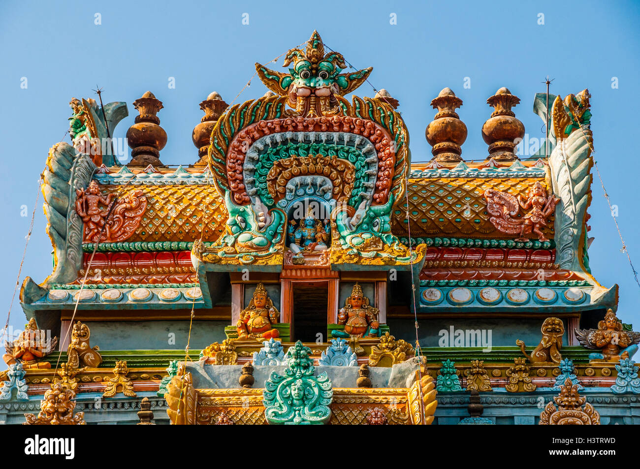 Hindu temple architecture colorful -Fotos und -Bildmaterial in hoher ...