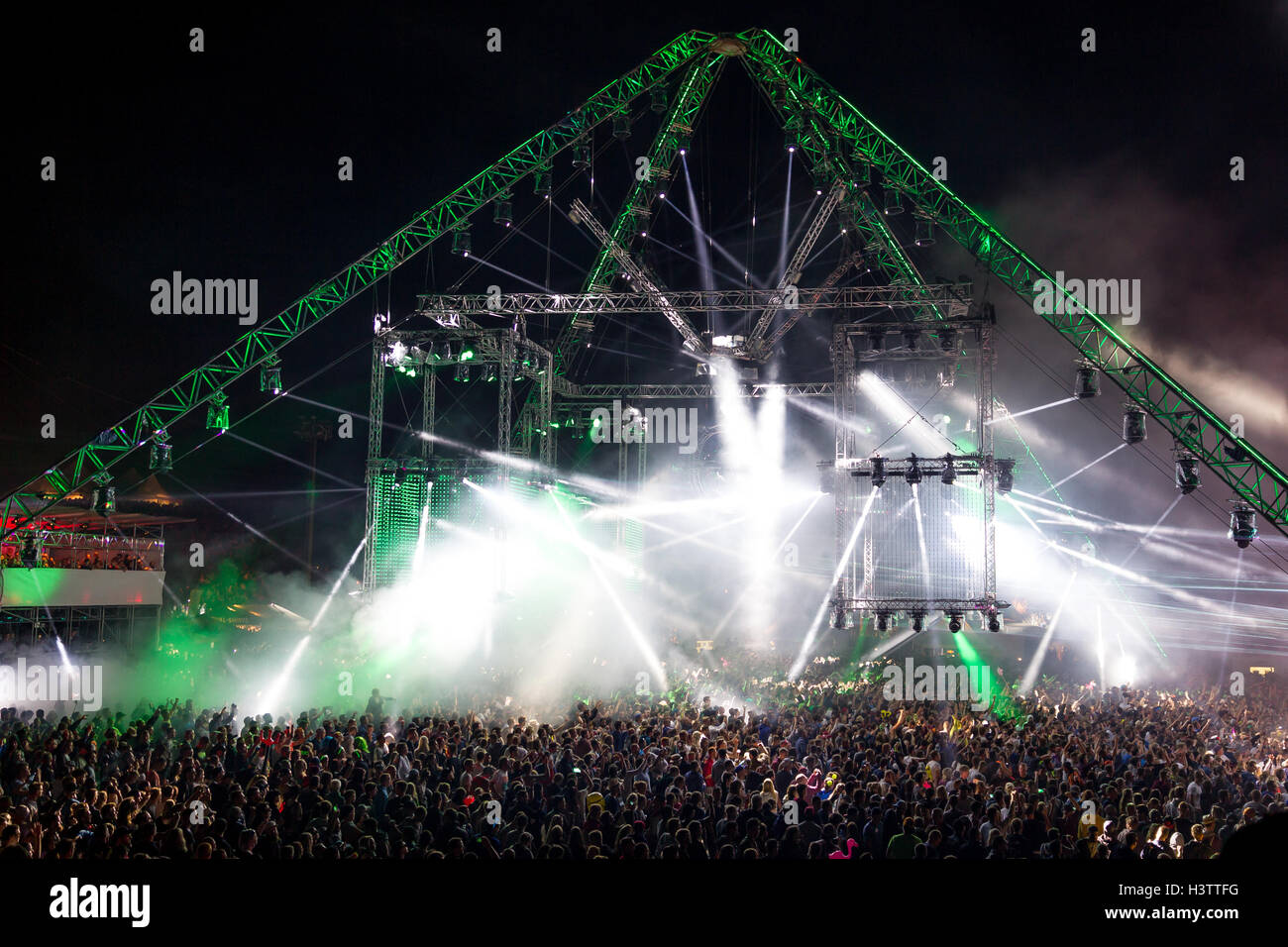 Rote tanzende flammen -Fotos und -Bildmaterial in hoher Auflösung – Alamy