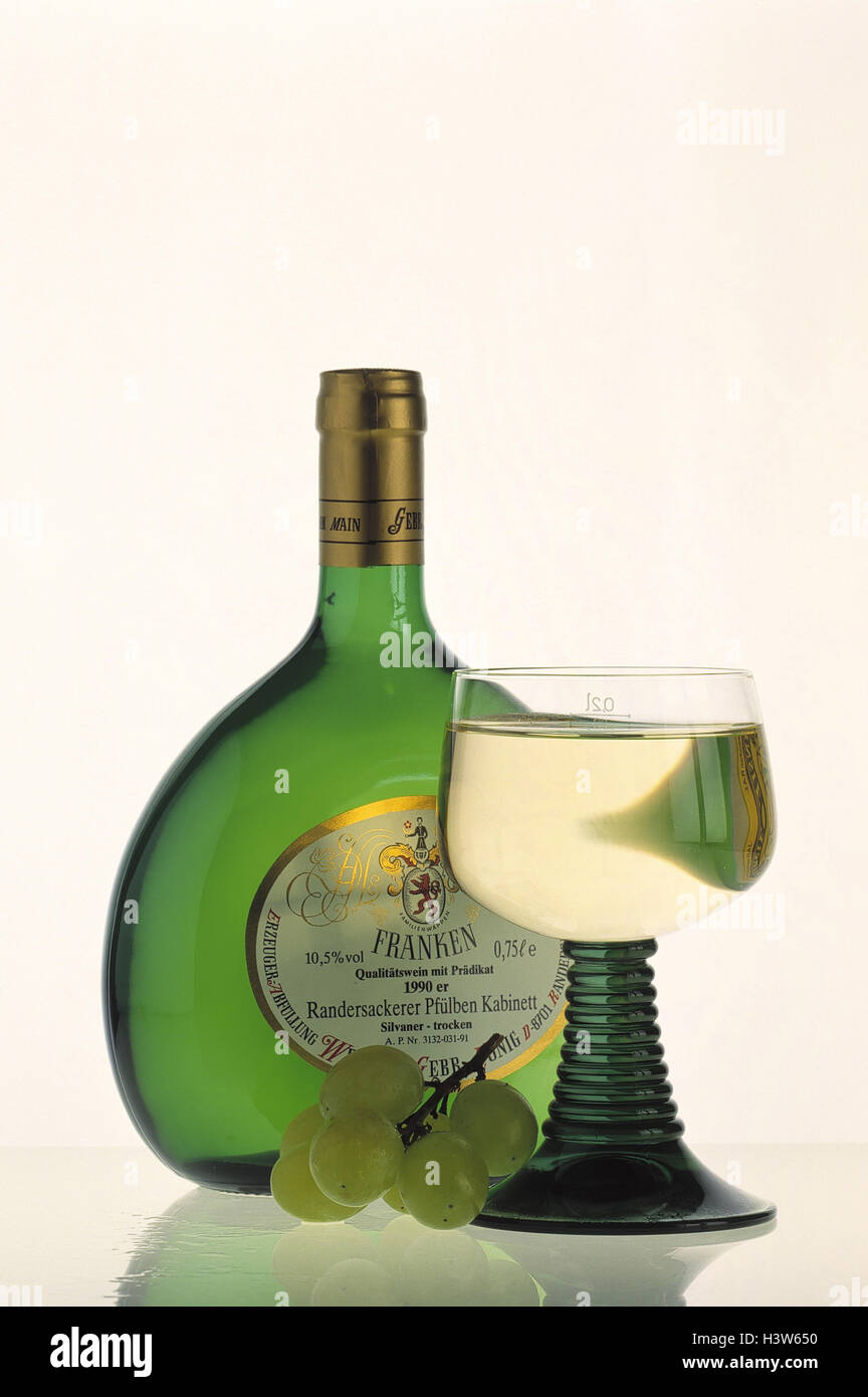 Wein-Stillleben - Bocksbeutel-Wein, Glas und Trauben, Kopie Räume ...