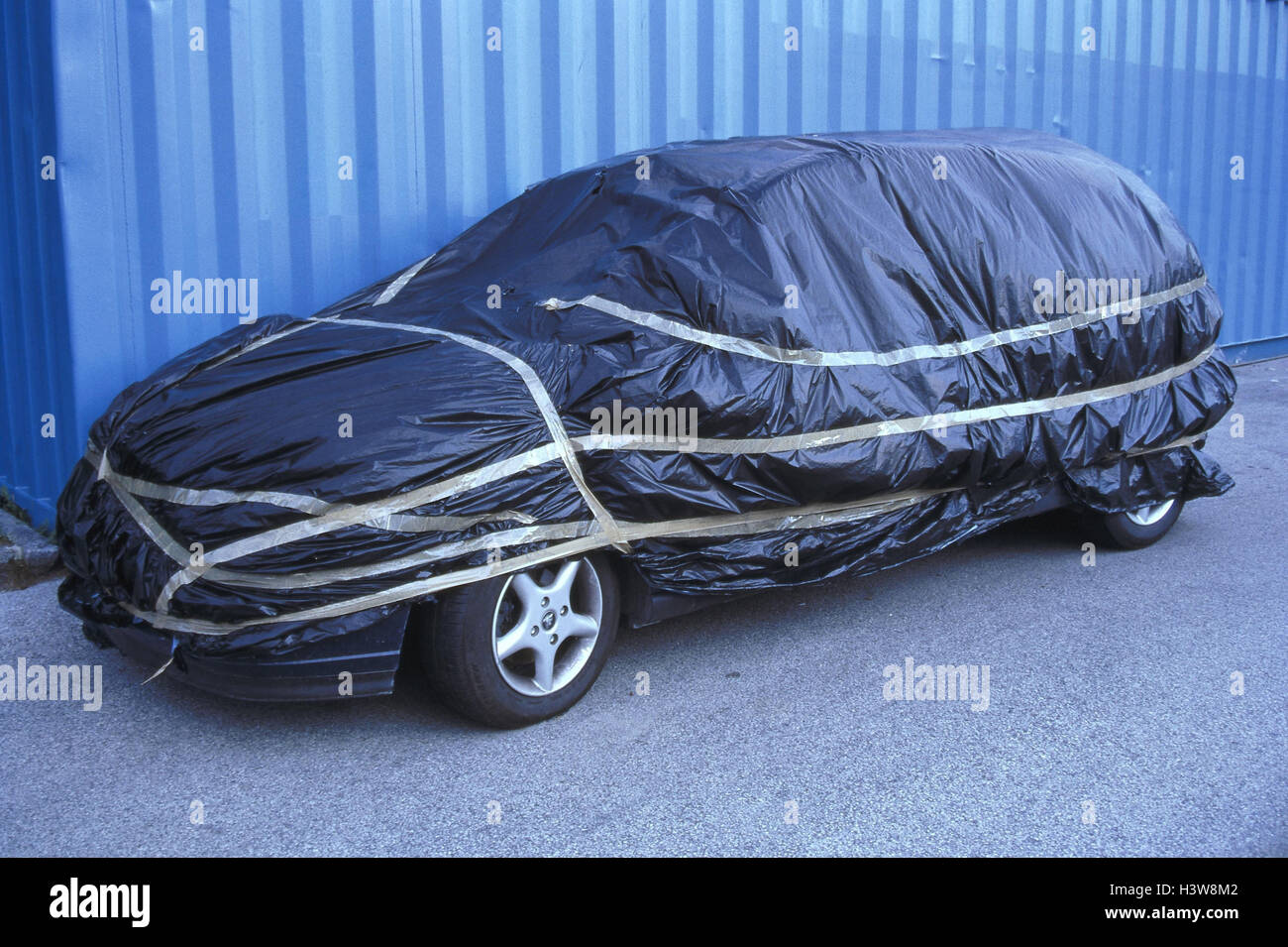 Auto mit plane abgedeckt -Fotos und -Bildmaterial in hoher Auflösung ...
