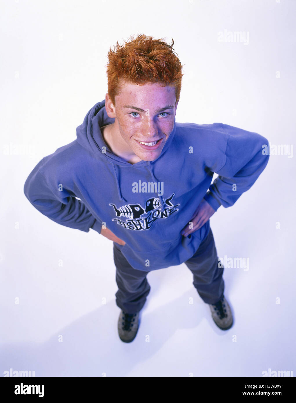 Junge, Rothaarige, Lächeln, Hände, Hüften, heben die Augen Teenager ...