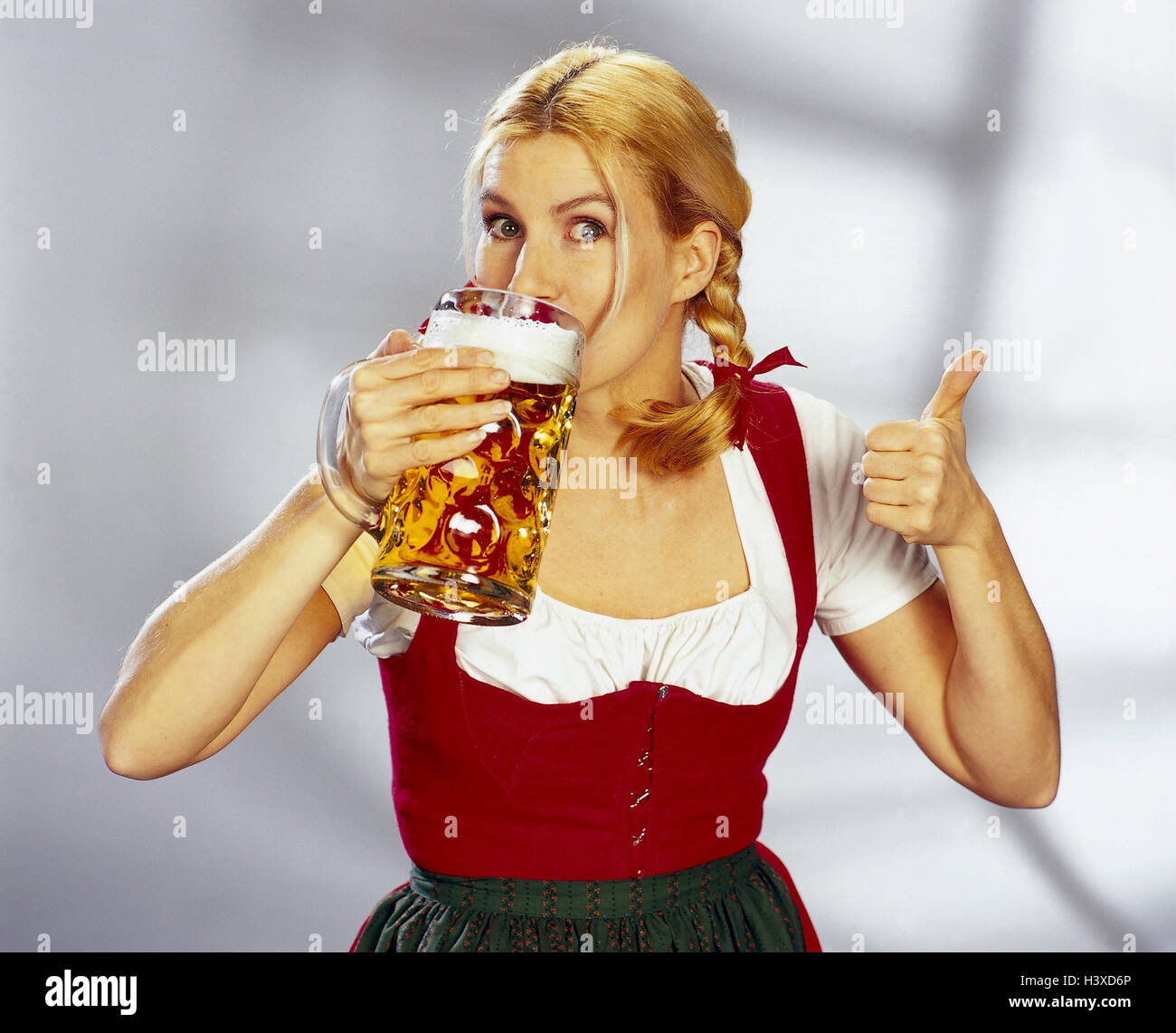 Frau, jung, Zöpfe, Dirndl, Bier, Getränk, Geste, Okay, Berufe, Studio ...