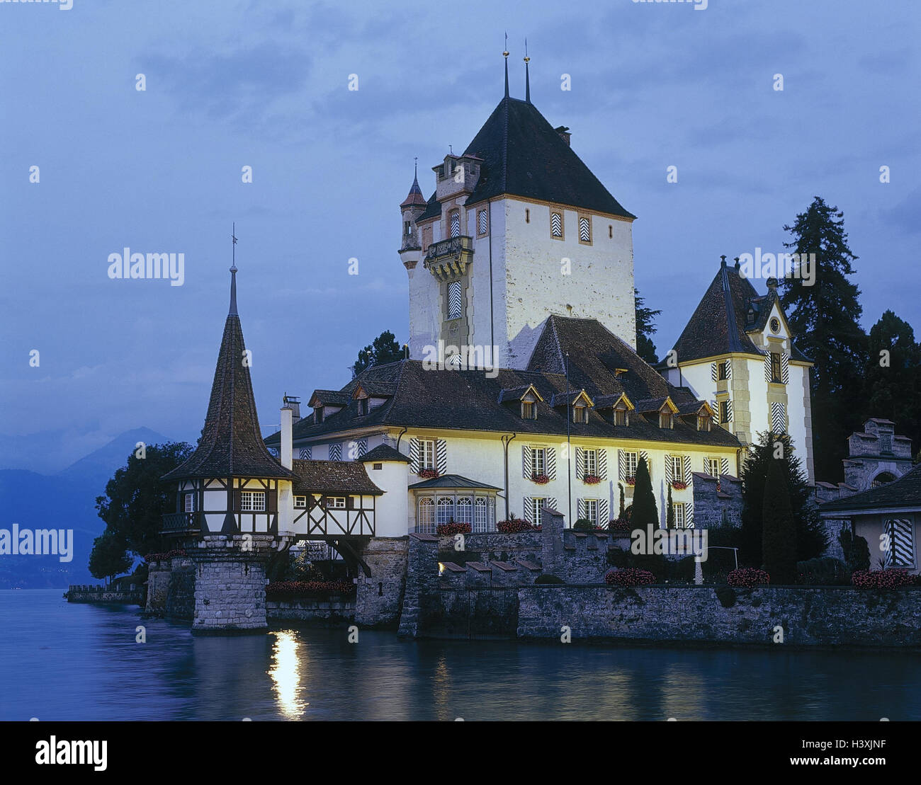 Schweiz, Berner Oberland, Thunersee, Schloss Oberhofen, Dusk, draußen ...
