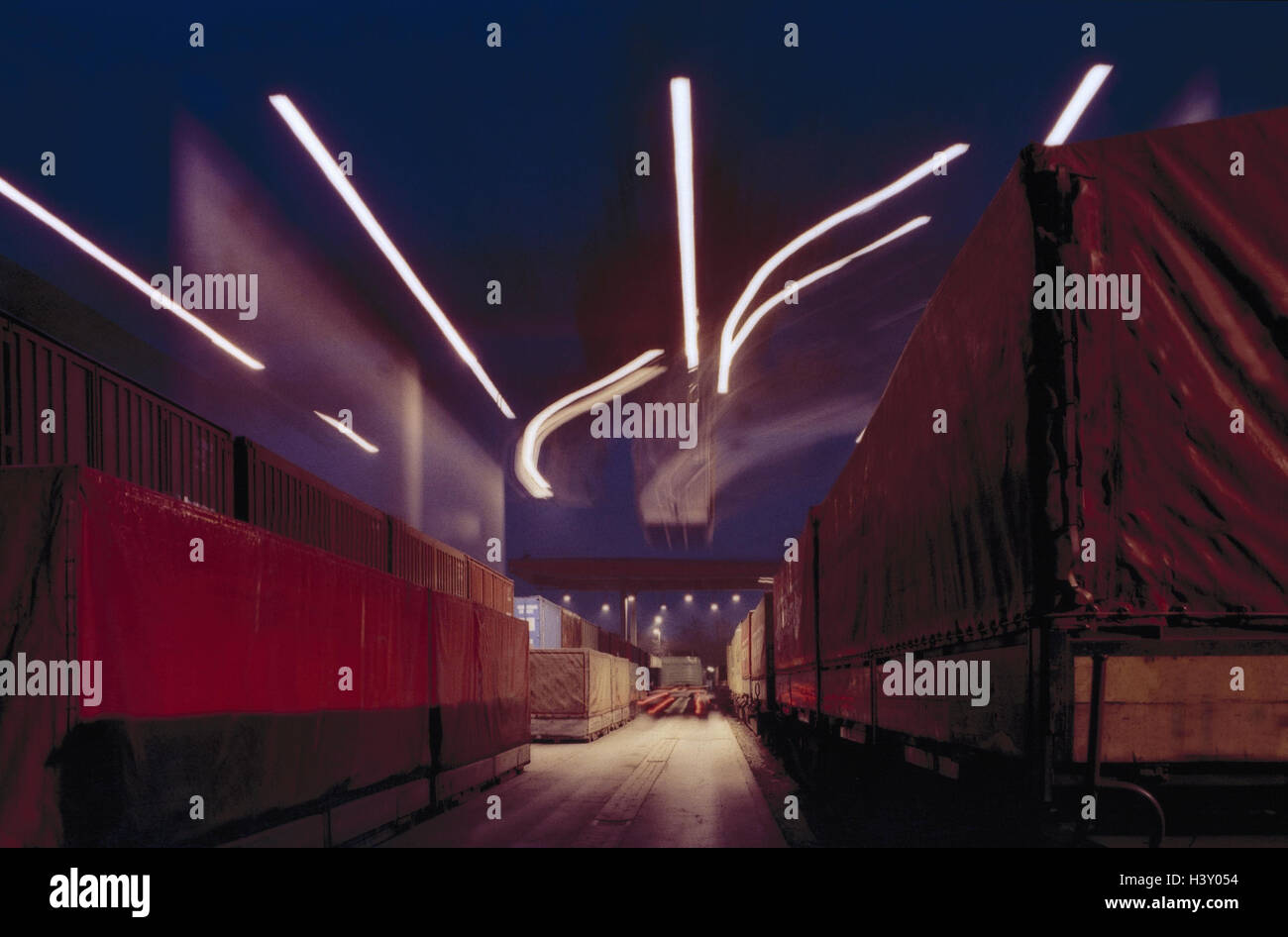 Logistik, Container beladen, LKW waren Verkehr, Verladebahnhof ...