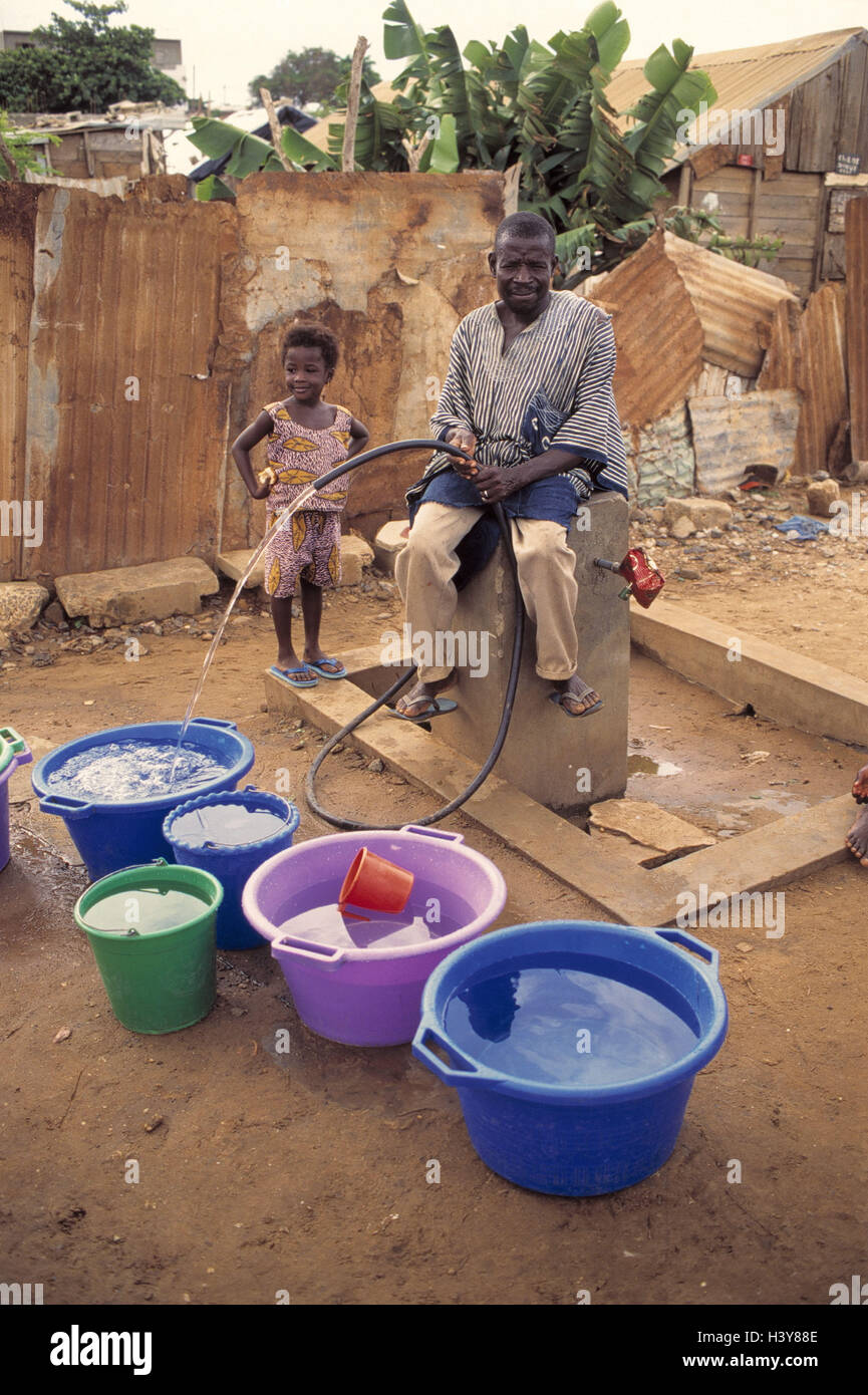 Dakar, Senegal, Slums, Brunnen, Mann, Mädchen, Wasserkasten, tanken ...