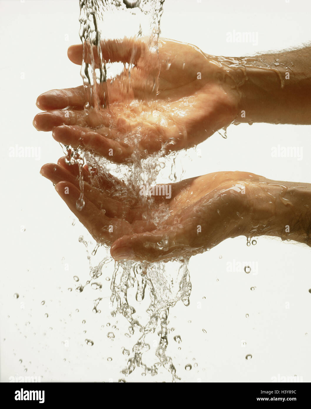 Hände und wasser -Fotos und -Bildmaterial in hoher Auflösung – Alamy