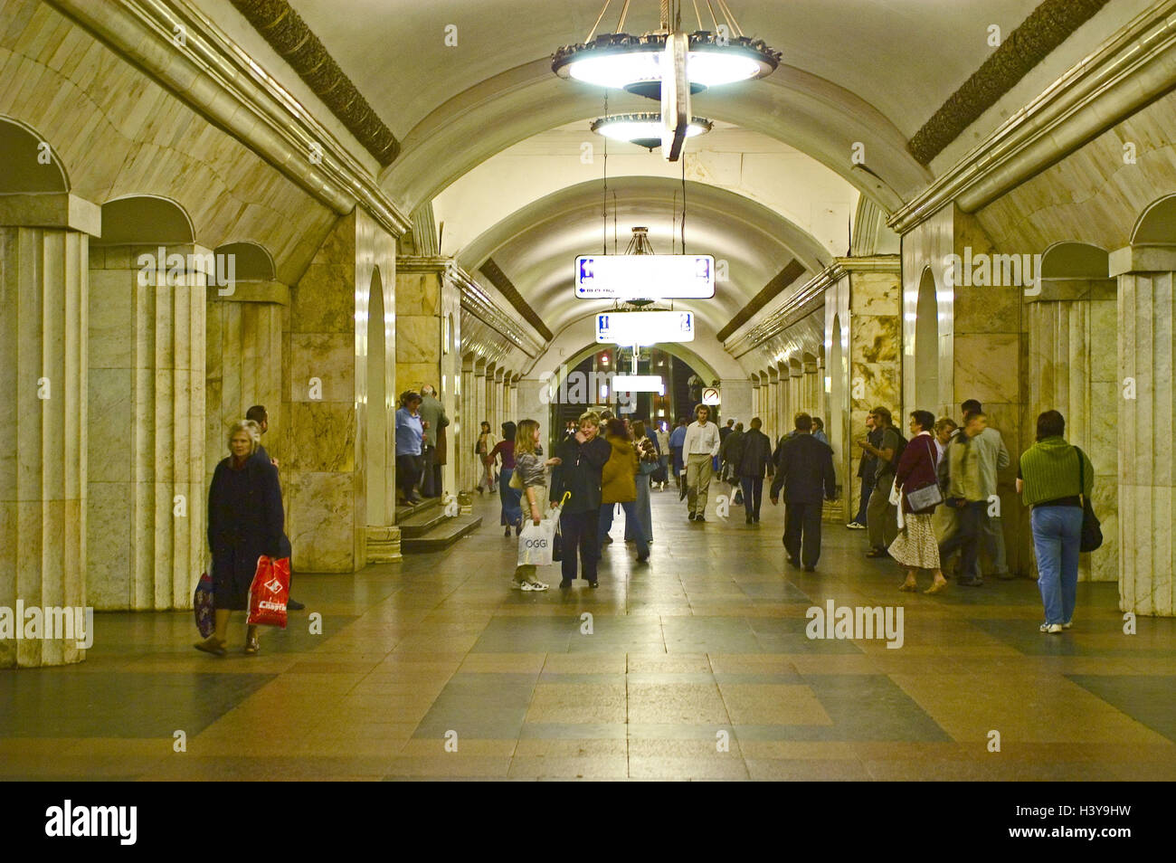 Russland, Moskau, Metro-Station Kurskaja, Passanten, Stadt, Hauptstadt ...