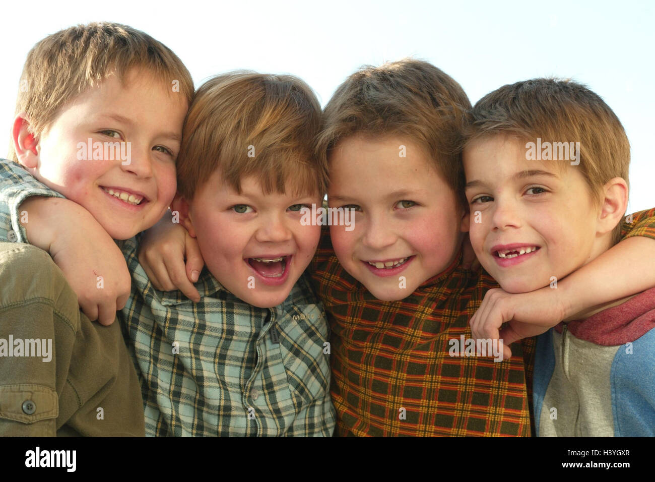 Children cohesion friends group -Fotos und -Bildmaterial in hoher ...
