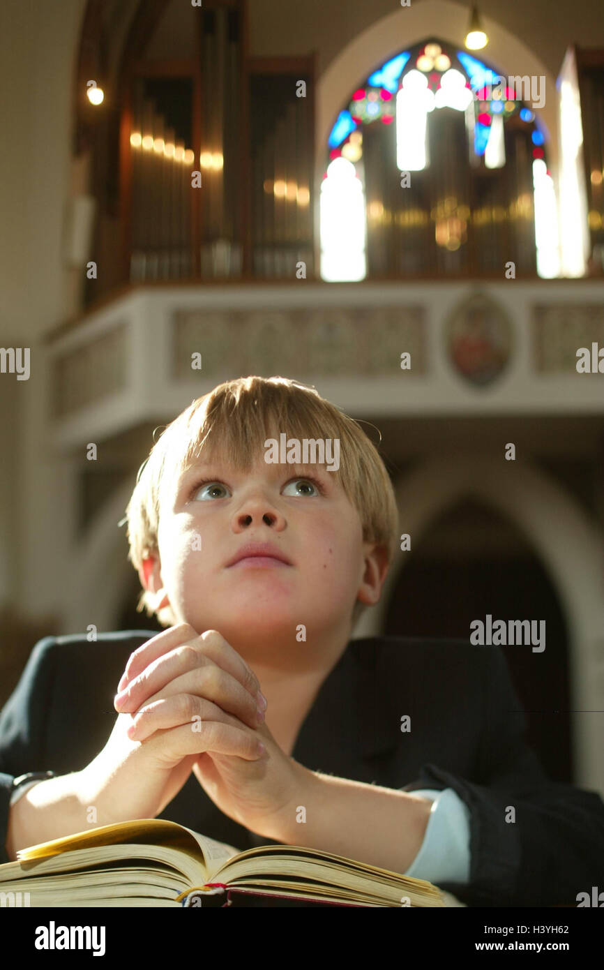Kirche, junge, beten, Porträt, Kirche, Kind, 7 Jahre, Gebet, Gebet-Buch ...