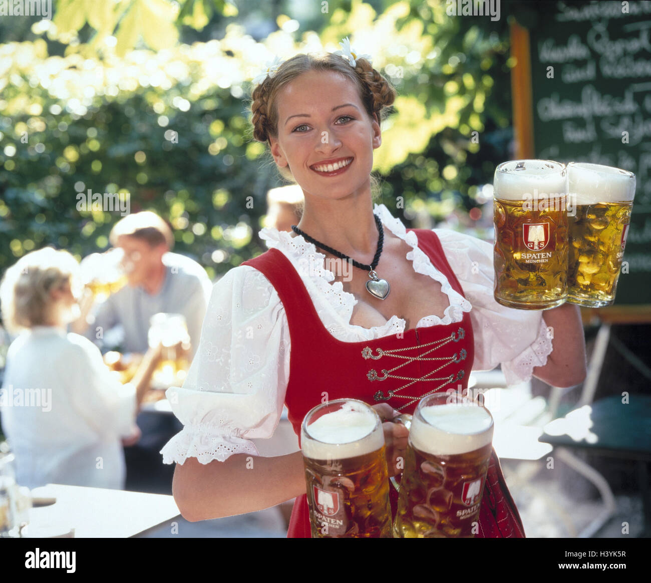 Deutschland, Bayern, Biergarten, Service, Dirndl, Bierkrüge, Frau ...
