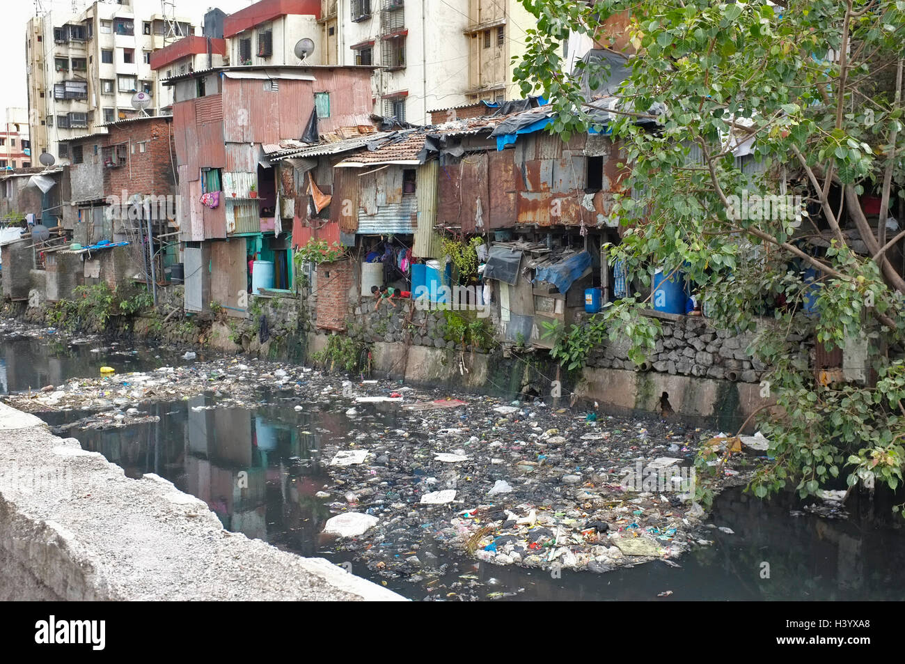 Kanalisation und Slum-Gehäuse, Slum Dharavi, Mumbai, Maharashtra, Indien Stockfotografie - Alamy