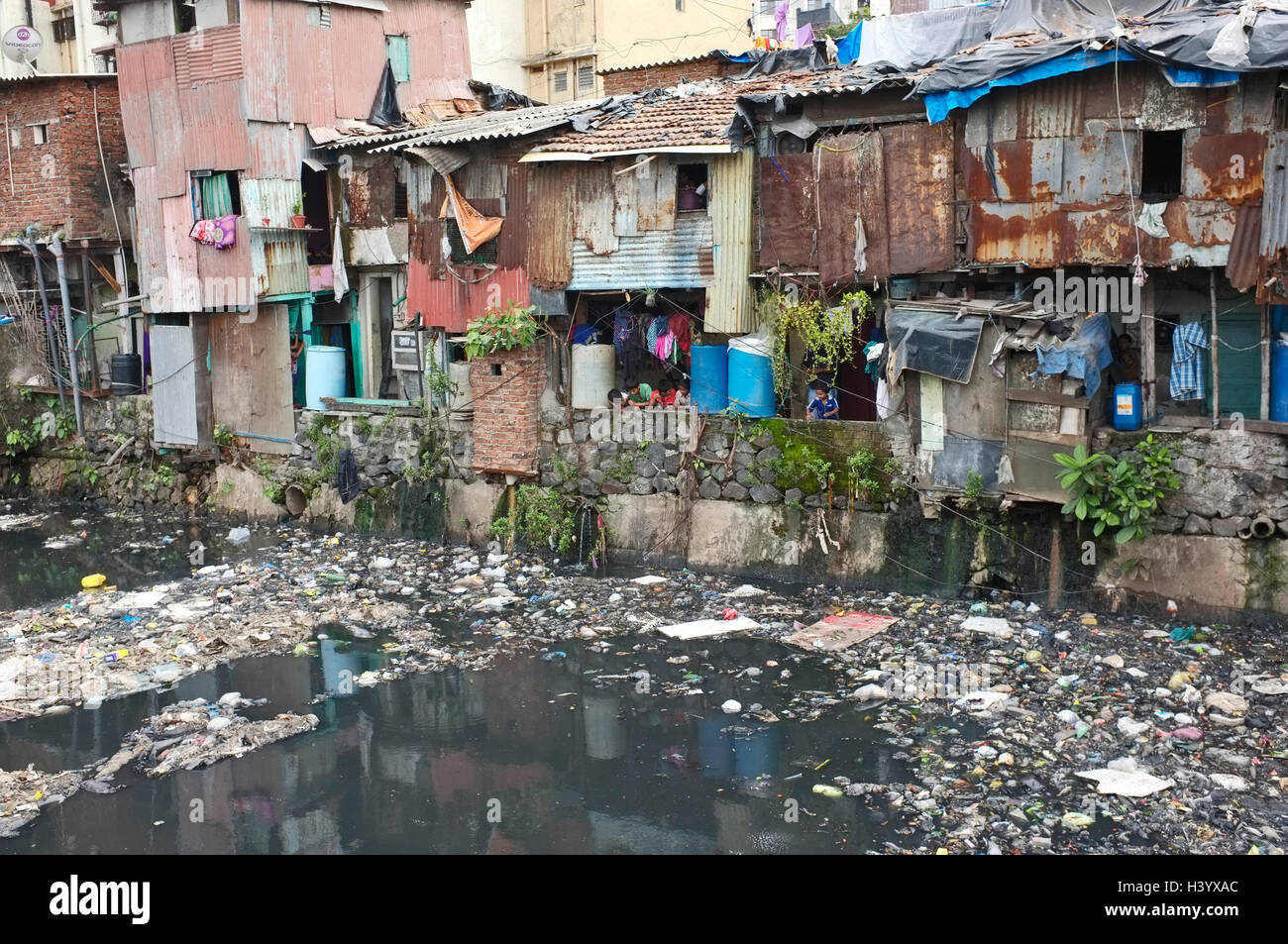 Kanalisation und Slum Gehäuse, dharavi Armenviertel, Mumbai, Maharashtra, Indien Stockfoto, Bild ...