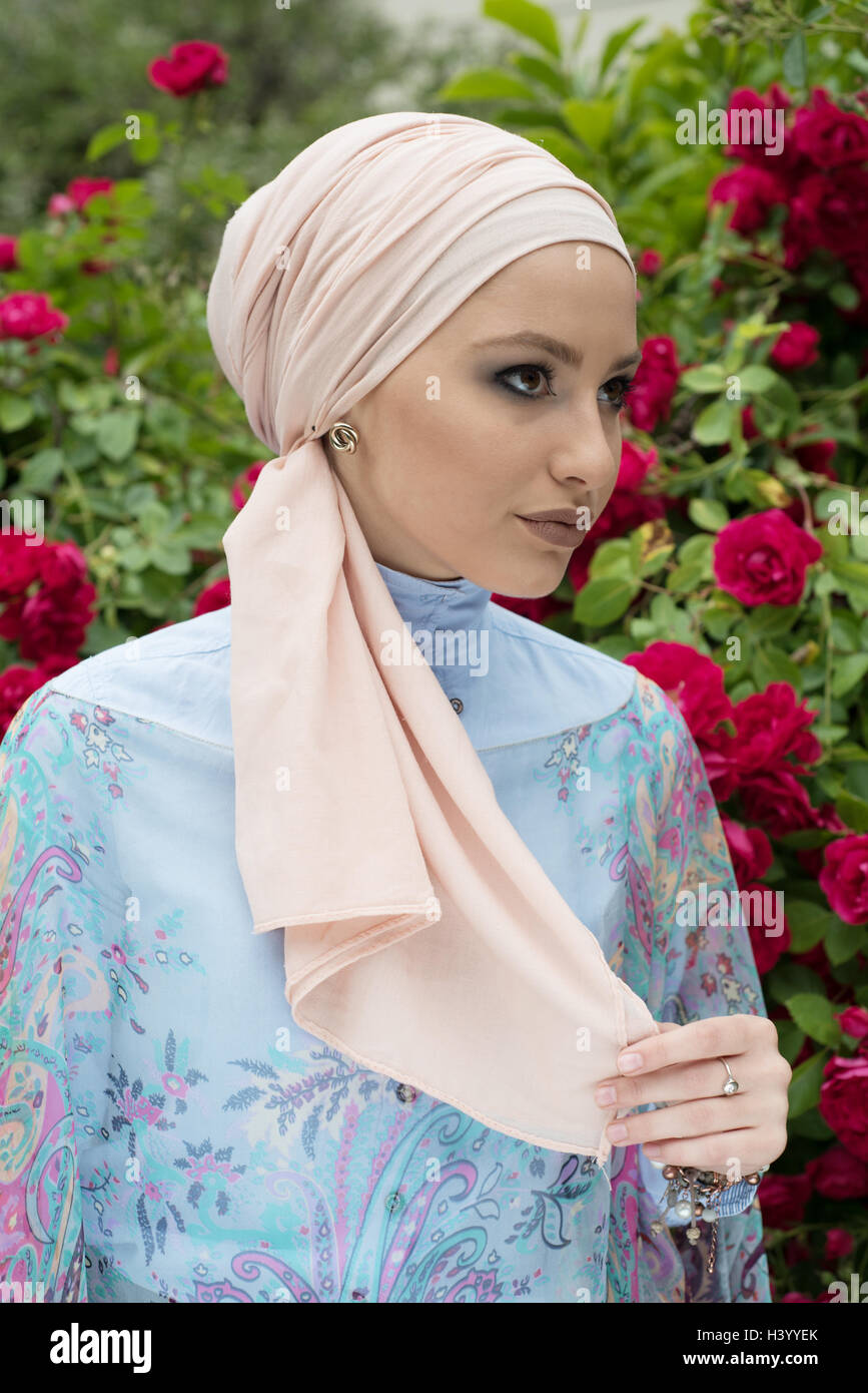 Kopftuch vertikal -Fotos und -Bildmaterial in hoher Auflösung – Alamy
