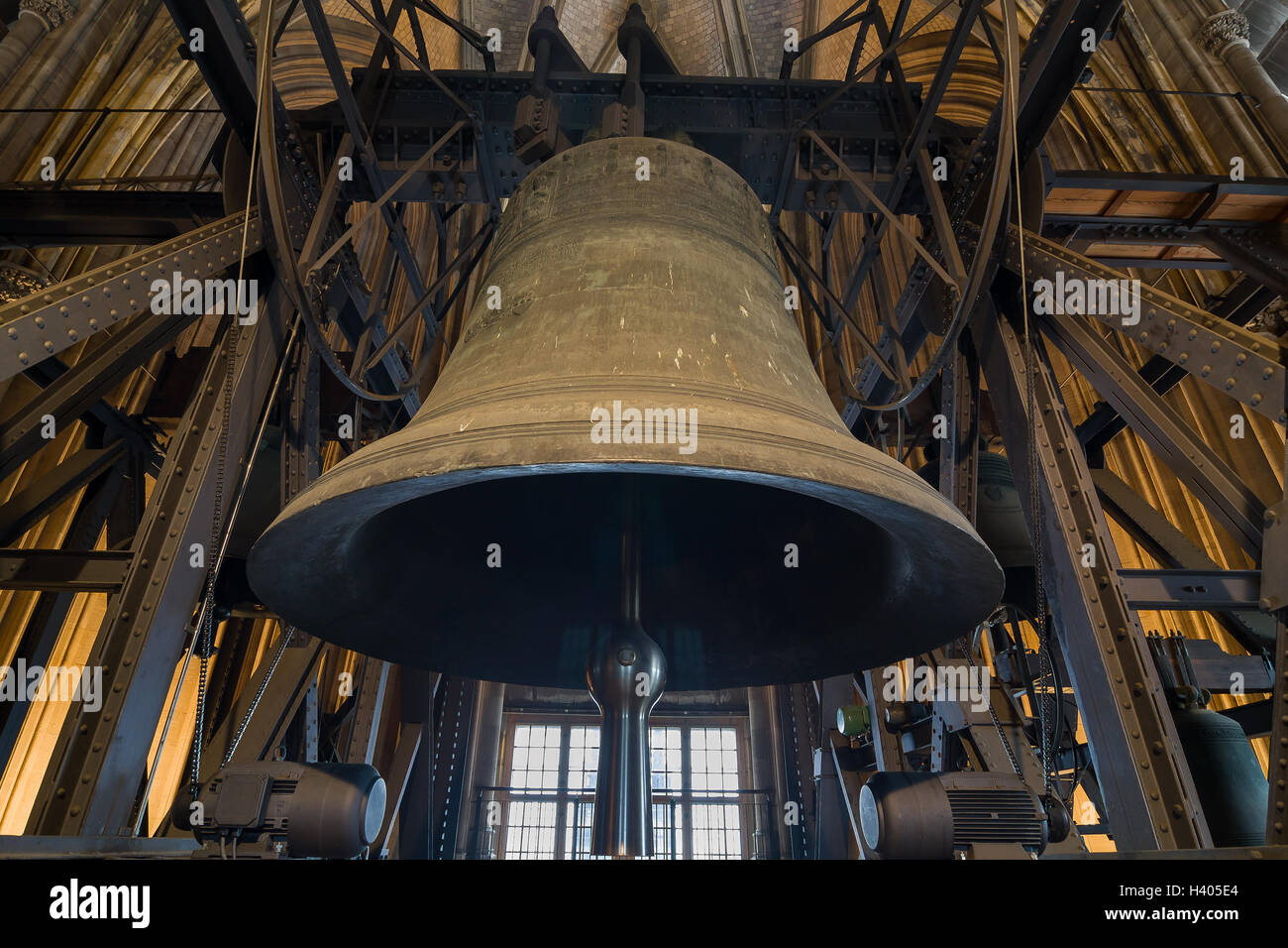 Köln, Deutschland - SEP 17, 2015: Alte große Glocke im Kölner Dom ...