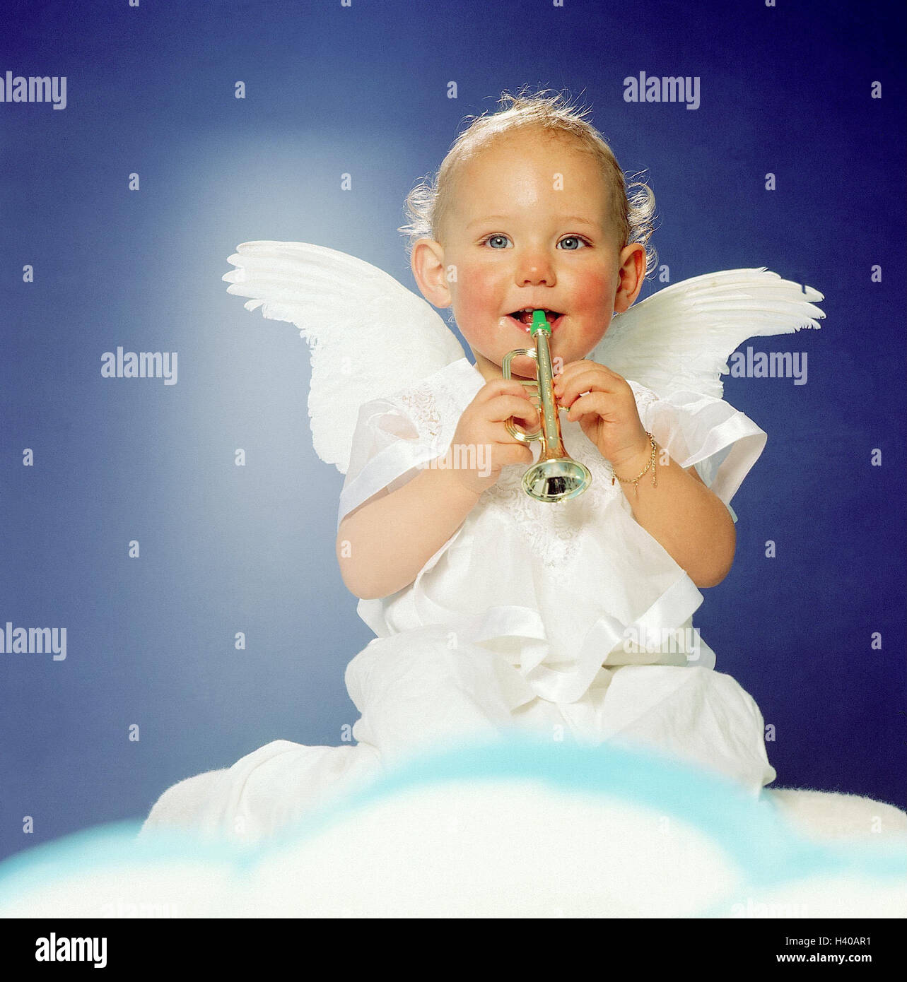 Baby, Engel, cloud, sitzen, spielen die Trompete, Studio, innen, Kind ...